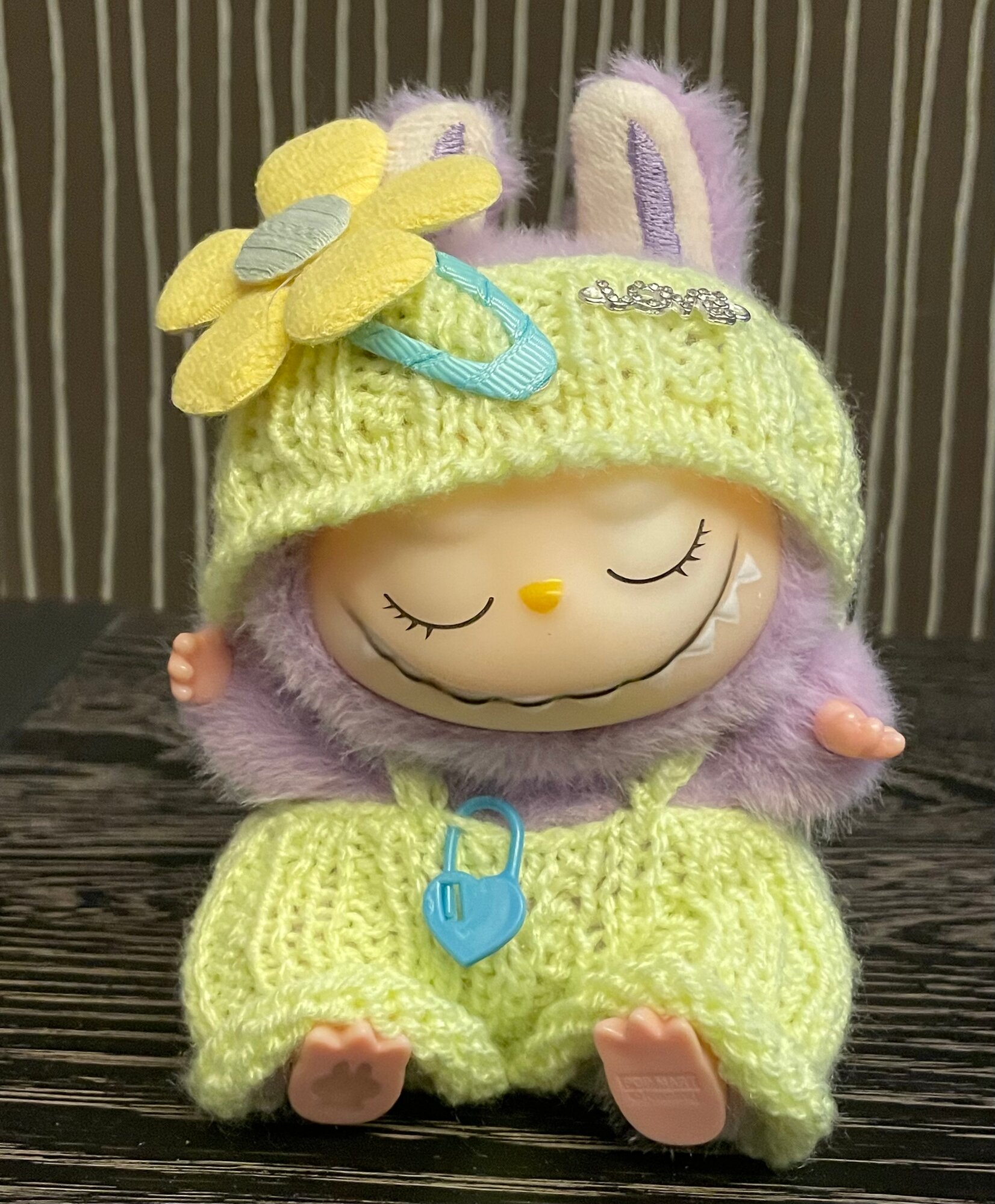 Лабубу в одежде мягкая игрушка серия Labubu Seat Love 15см