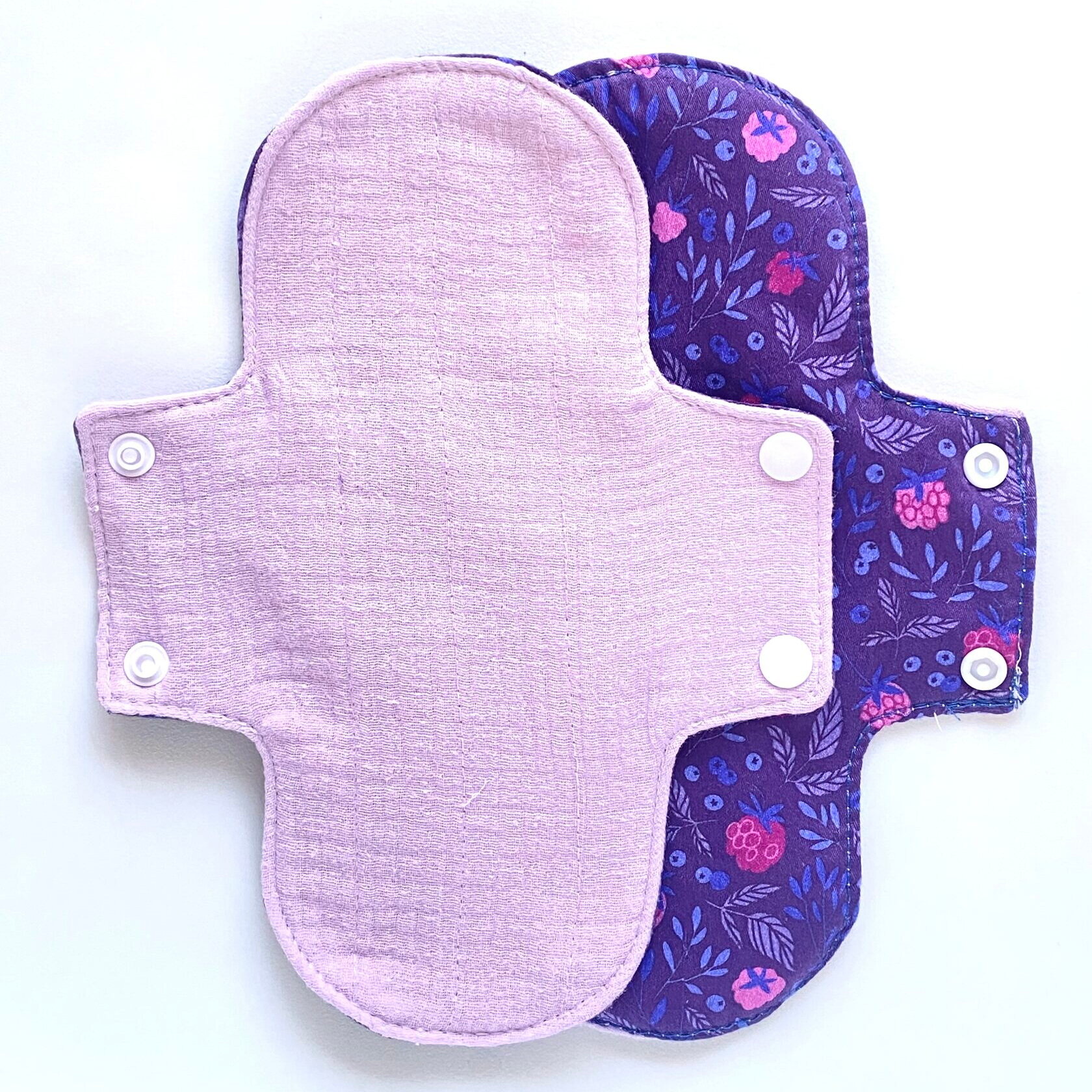 Многоразовая тканевая прокладка BerryCup, фиолетовая, гипоаллергенная, с крылышками
