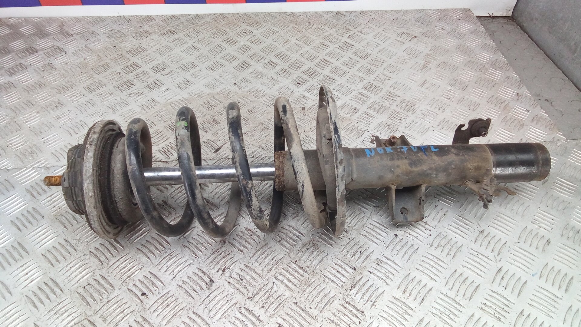 Стойка передняя левая VOLKSWAGEN TRANSPORTER T5