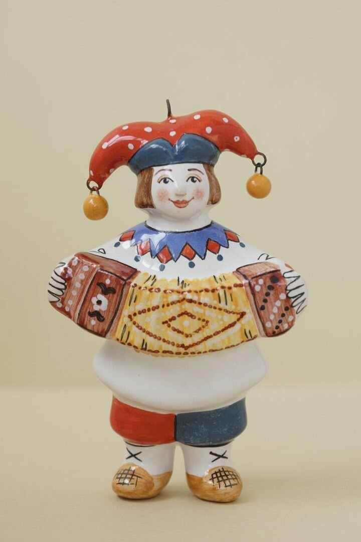Ёлочная игрушка "Скоморох с гармошкой". Ярославская майолика. Керамика ручной работы. Сделано в России.