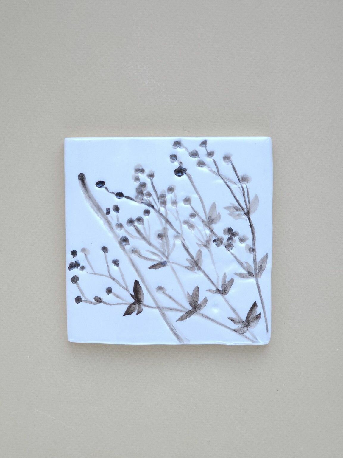 Скумпия (коричневая). Цветы на белом. Панно, изразец, настенный декор, плакетка, украшение настенное интерьерное. Ярославская майолика. Керамика ручной работы. Сделано в России.