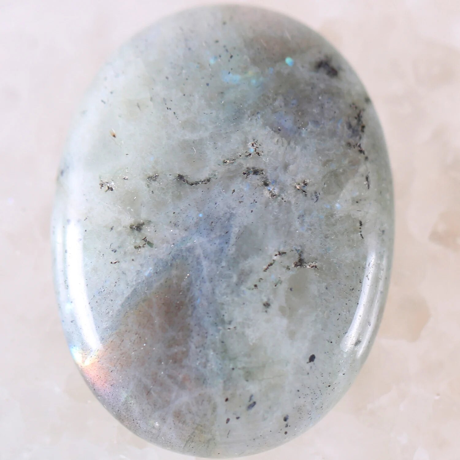 Кабошон BUYERSHOME из малахита, розового кристаллы и оникса 30x40 мм, 1 шт. Gray Labradorite
