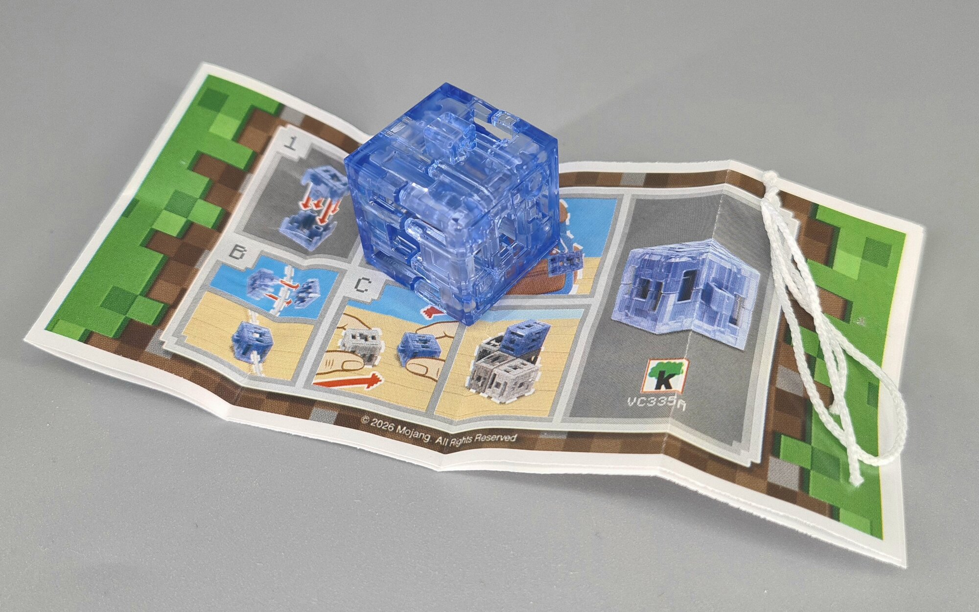 Коллекционная фигурка Ледяной блок (VС335А) из серии KINDER JOY MINECRAFT, 2026 г