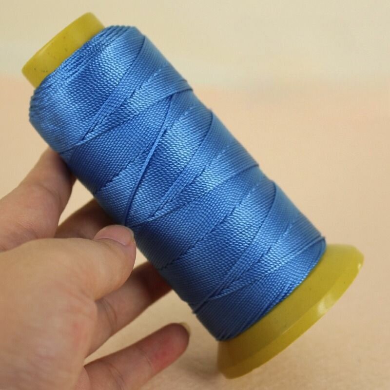 Браслет из плетеной проволоки в виде башни из нитей