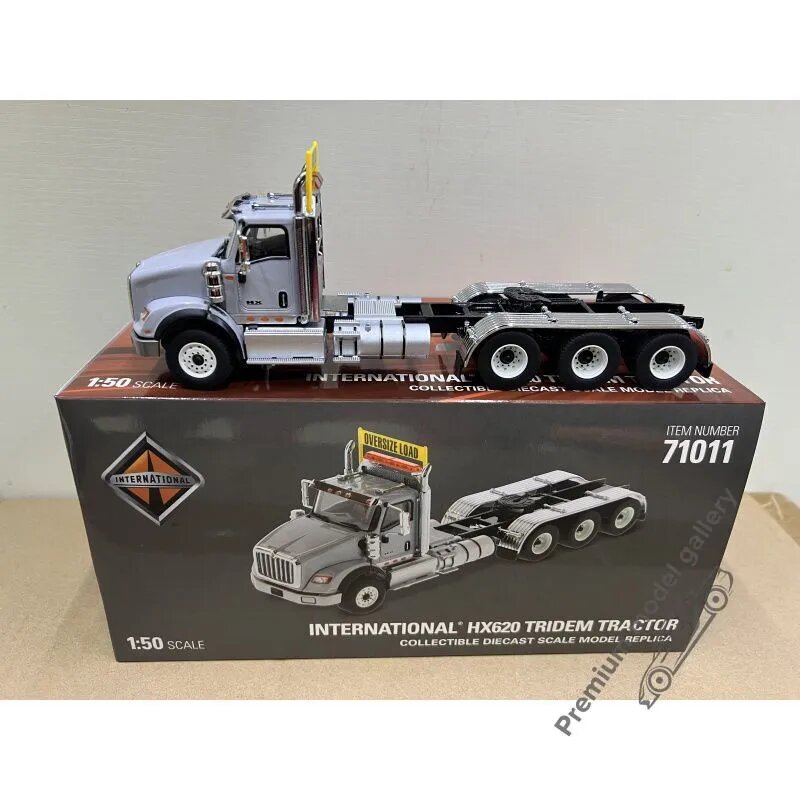 DM 1:50 INTERNATIONAL HX620 - Модель трехосного тягача с платформой в американском исполнении, 71007