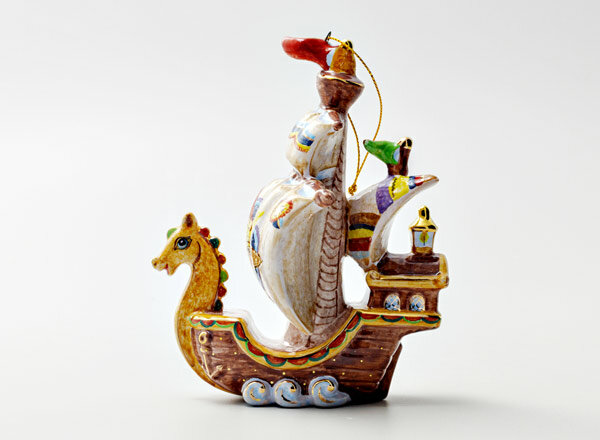 Елочная игрушка «Кораблик» Форма: Кораблик. Майолика. 115 x 145 мм.