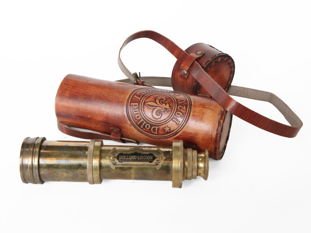 Подзорная труба в кожаном футляре