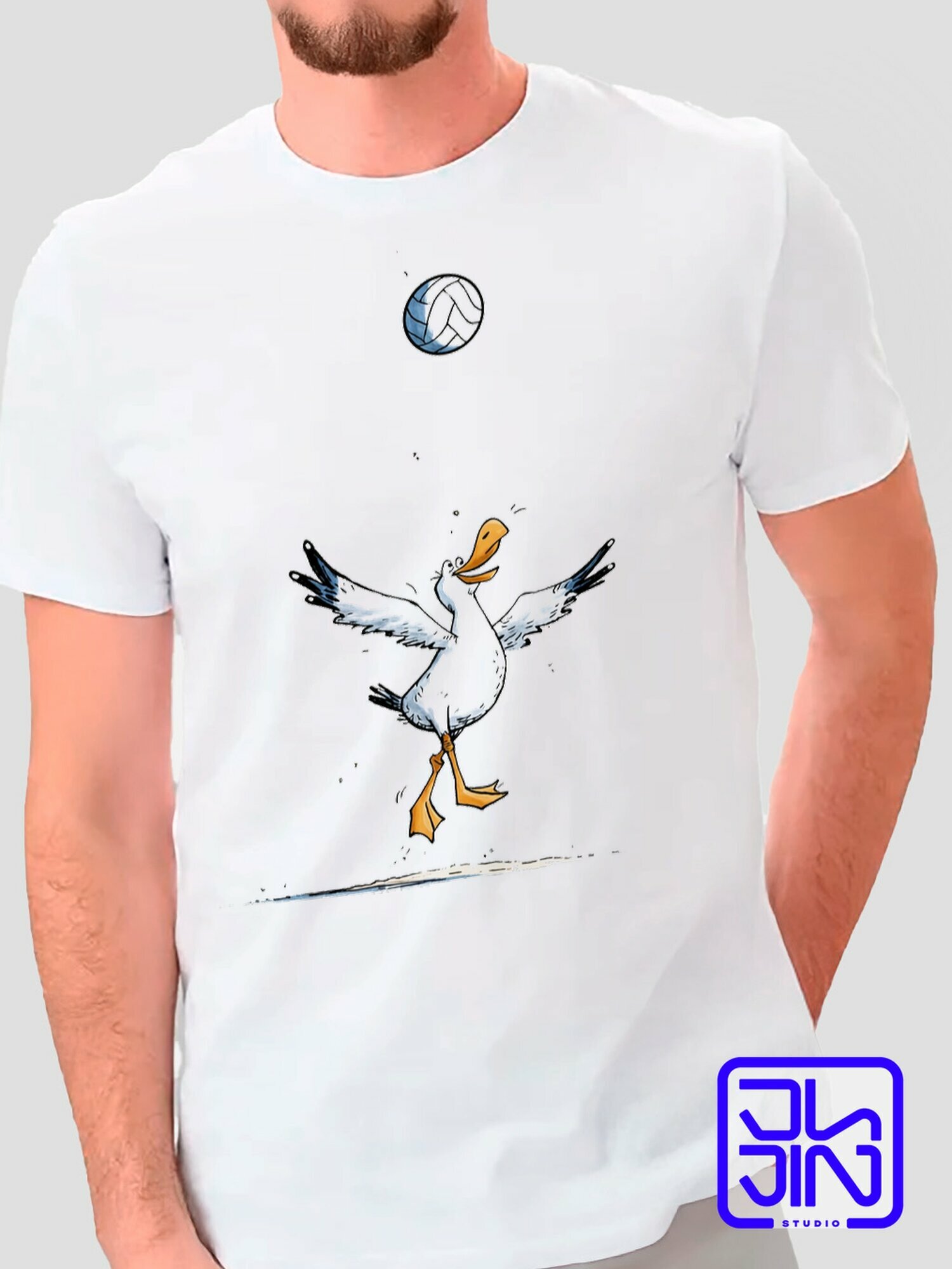 Футболка классическая мужская с авторским принтом Смешной черно-белый принт с гусем и мячом для пляжного волейбола, белый хлопковый трикотаж с прикольным рисунком на груди
