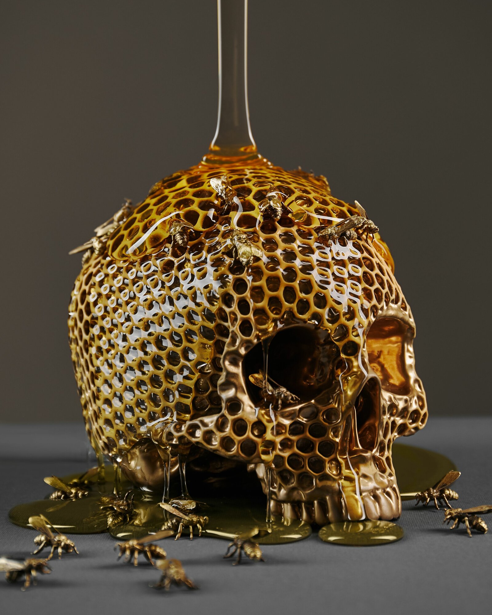 Статуэтка "SKULLHIVE", череп ручной работы, цвет золото, высота 26 см