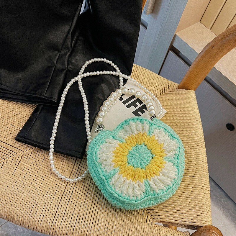 Милый цветочный вязаный рюкзак для девочек белого цвета с стильным дизайном для повседневного использования.