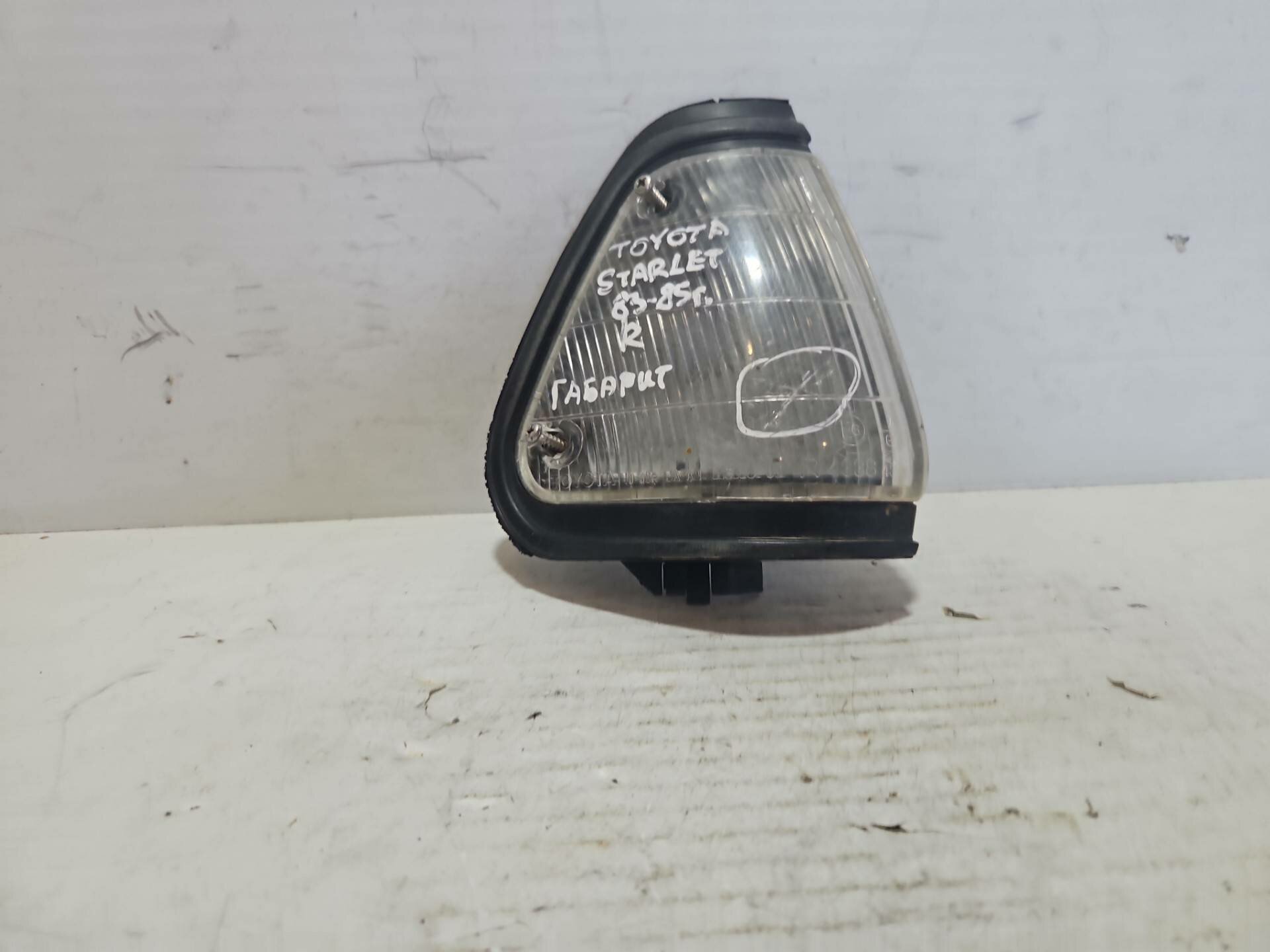 Габаритный фонарь передний правый Toyota Starlet 1984