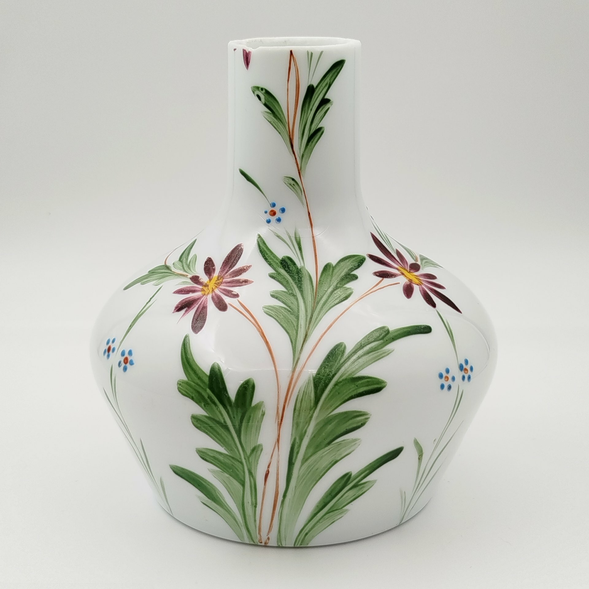 Ваза с широким туловом и растительным декором, стекло, молочное, роспись