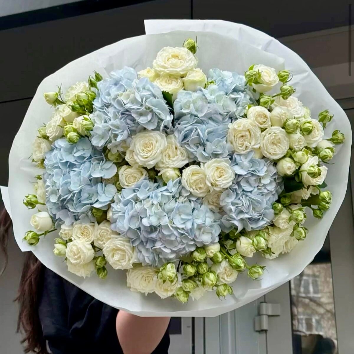 Букет из голубых гортензий и белых кустовых роз, красивый букет цветов, шикарный, премиум цветы, премиум букет