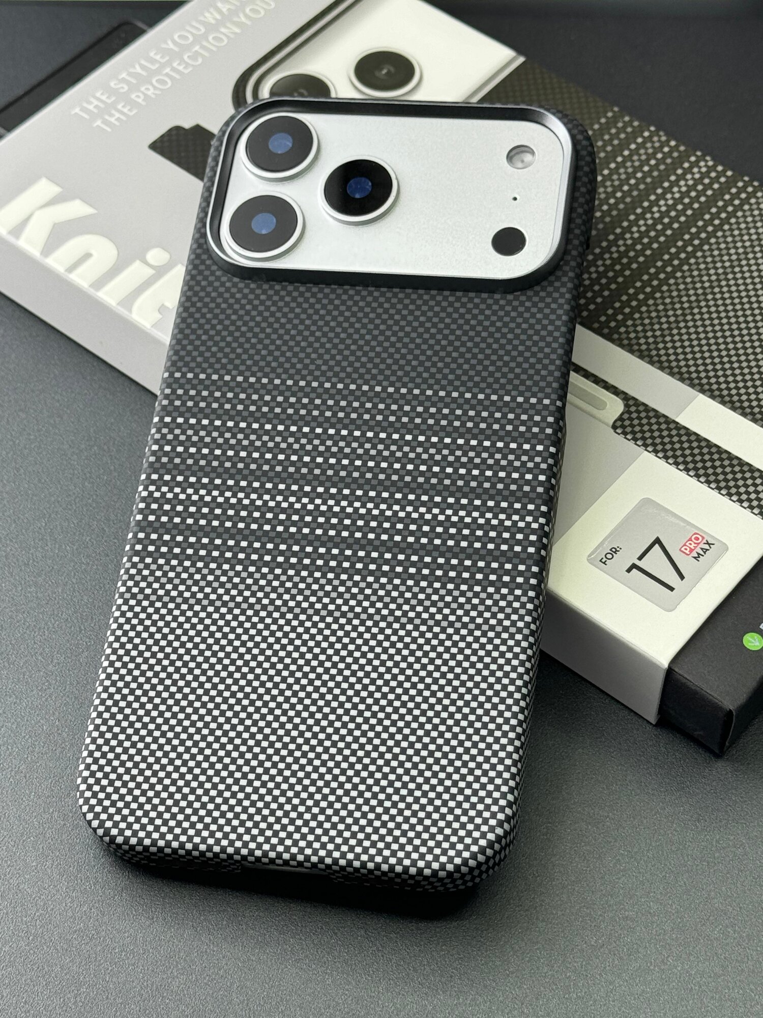 Чехол для iPhone 17 Pro Max с MagSafe под карбон из ударопрочного пластика премиум