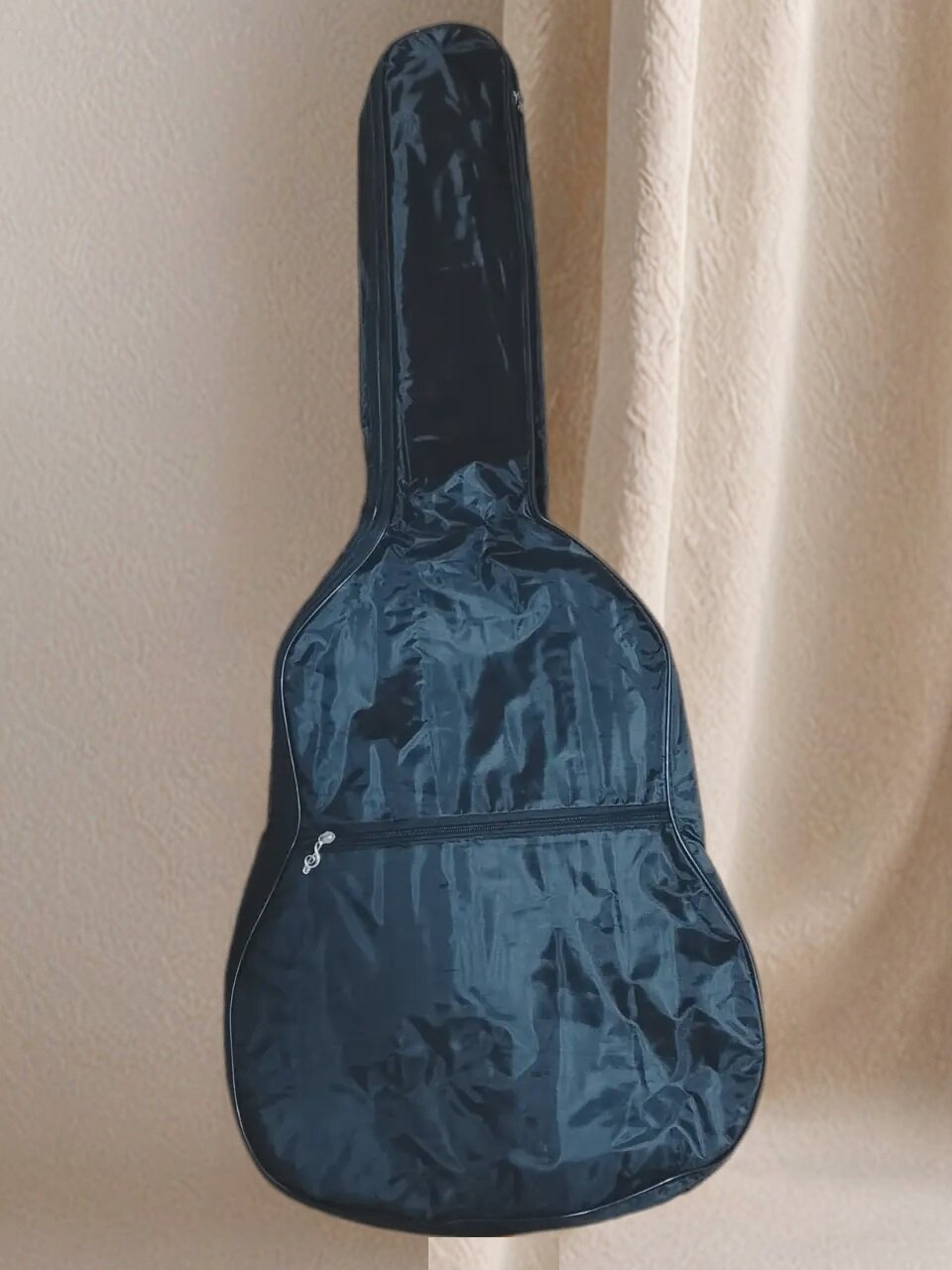Чехол для акустической гитары от 38 до 41 дюйма и гитары классической от 3/4 до 4/4. Водоотталкивающая ткань Spanbond.