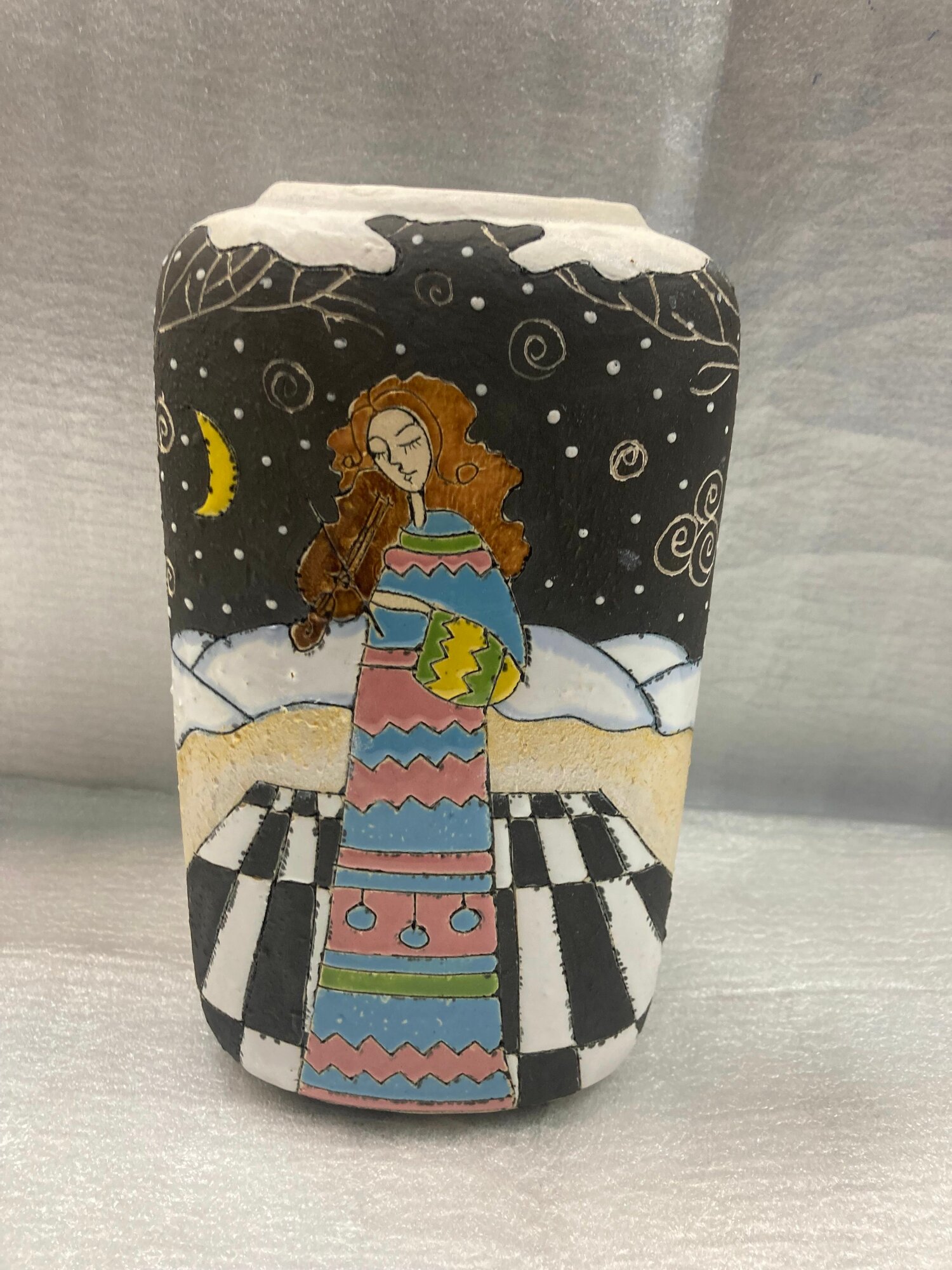 Ваза авторская "Летающие люди" плоская дизайнерская , 22x12х8,5 см.