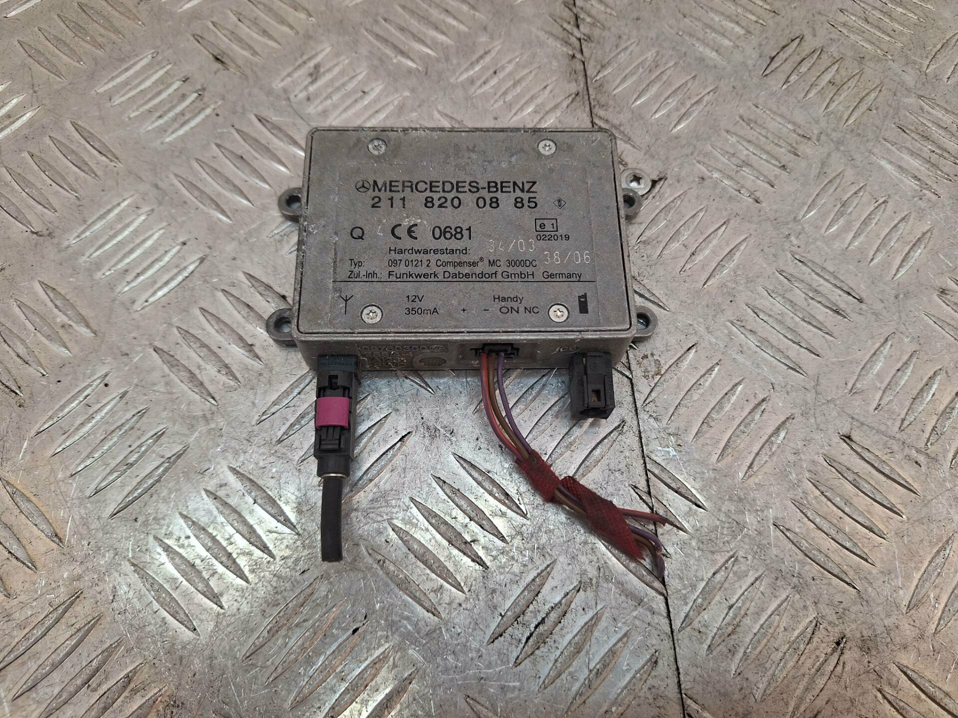 Усилитель антенны в заднем стекле Mercedes-Benz C W203 рест. 2006 2118200885