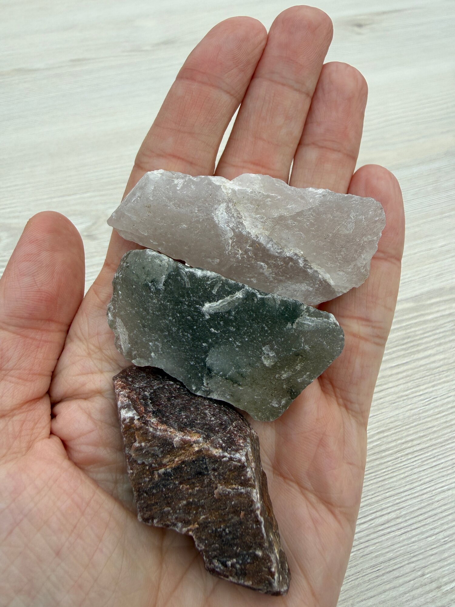 Лот из 3 камней: малиновый кварцит, белый и зелёный кварц (празём)