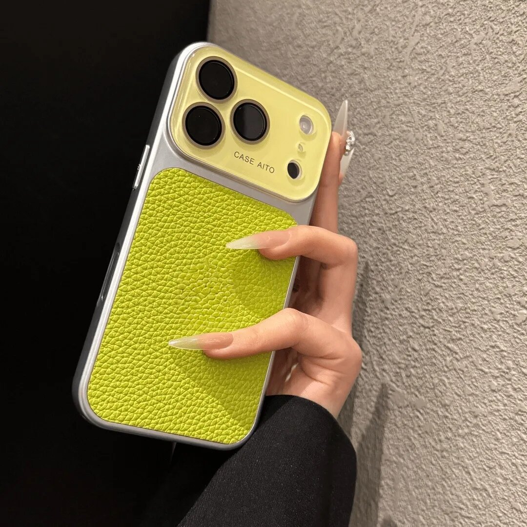 Зеленый чехол для iPhone 17 Pro с текстурой