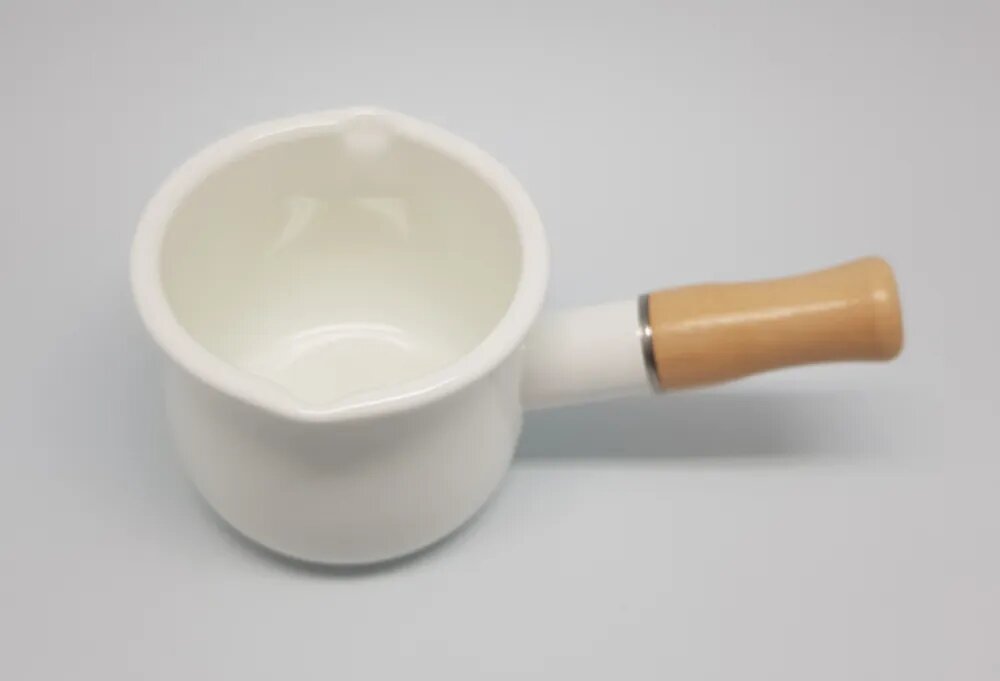 Кухонный ковш эмалированный 0.55 л с деревянной ручкой для всех плит, цвет белый