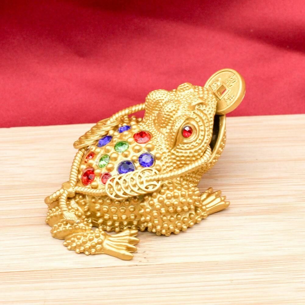 Полая фигурка жабы-талисмана, украшенная бриллиантами.