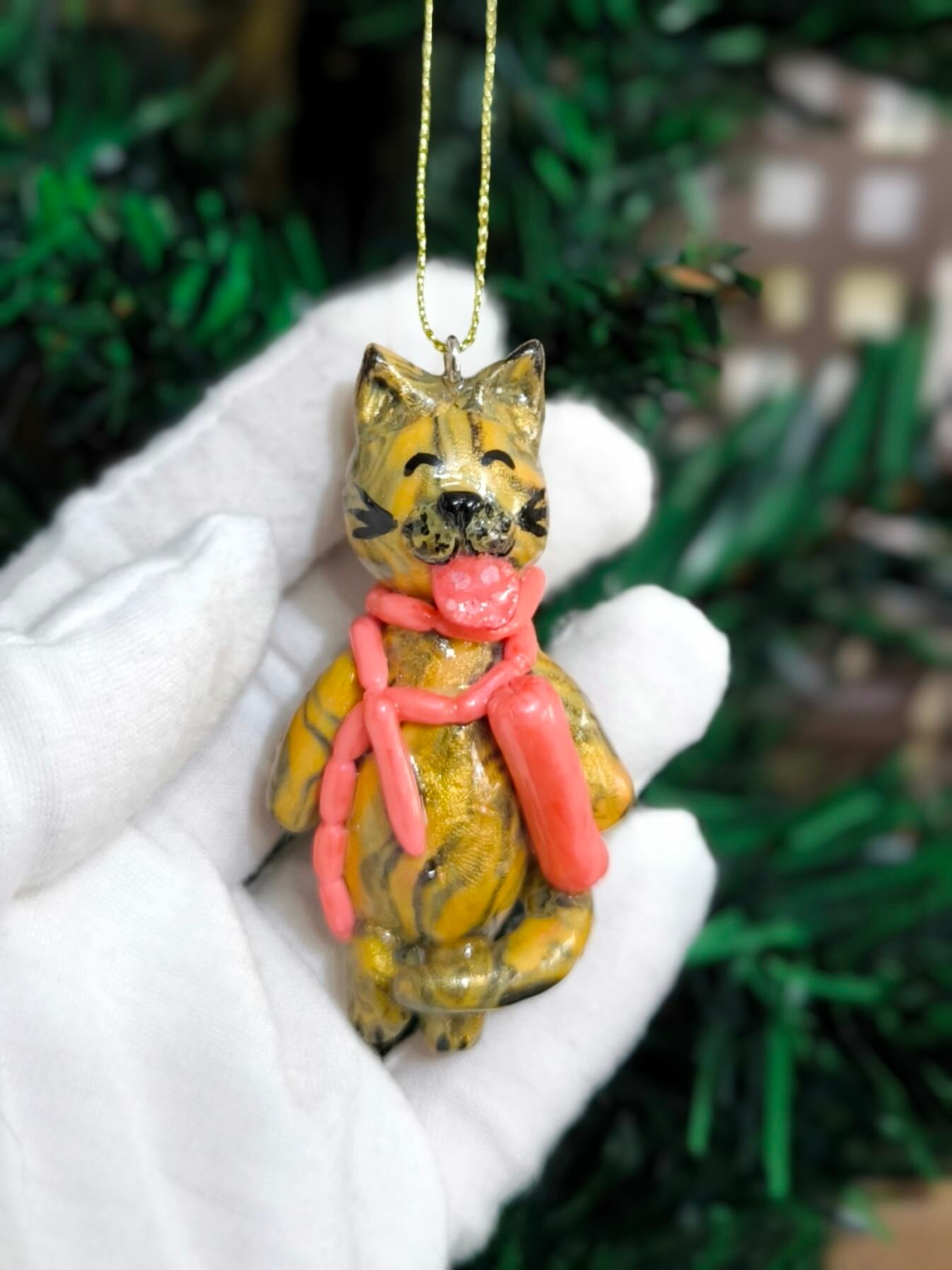 Новогодняя игрушка Кот с колбасой ручной работы, елочное украшение из полимерной запекаемой глины. Оригинальный подарок.