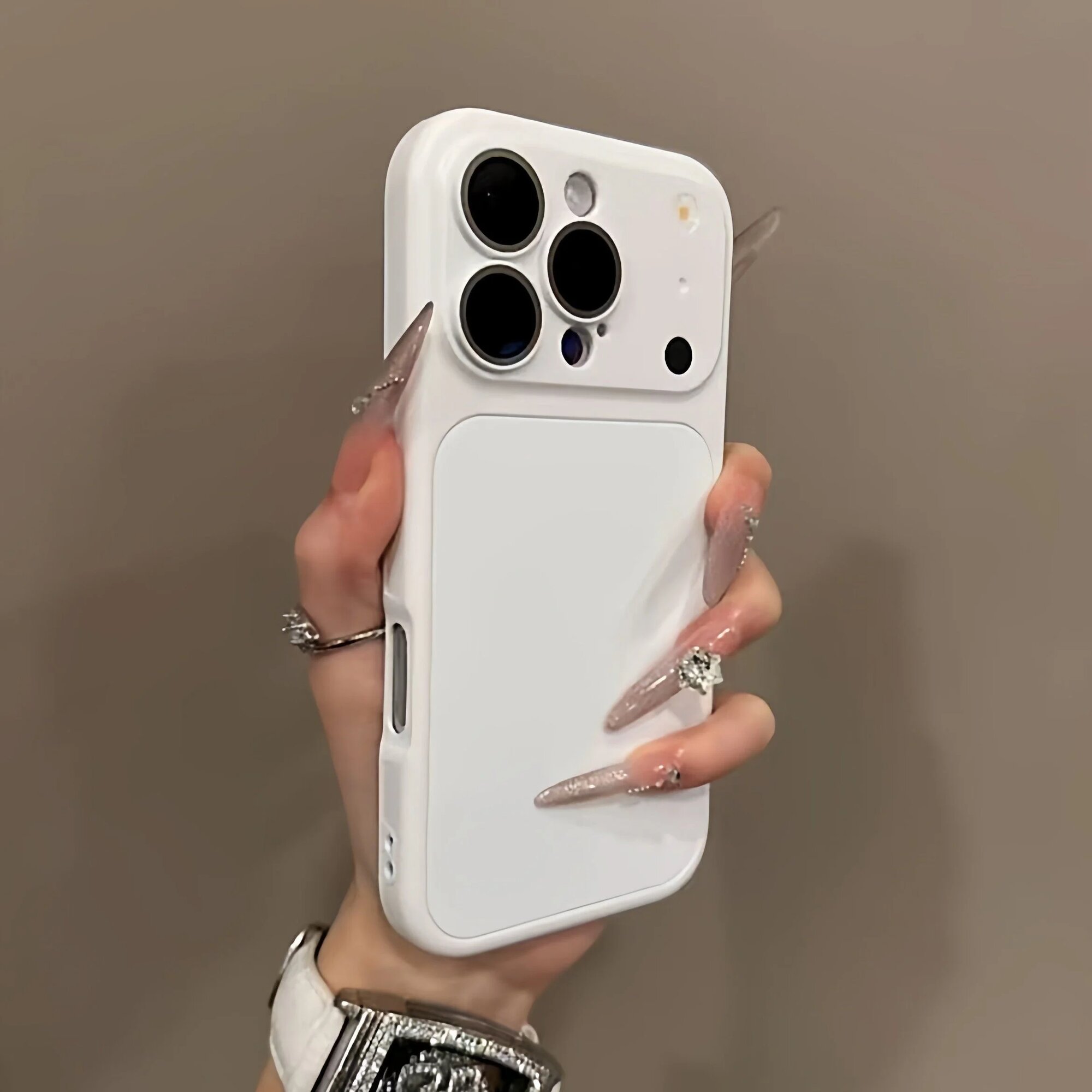Белый чехол для iPhone 13 Pro Max с защитой камеры