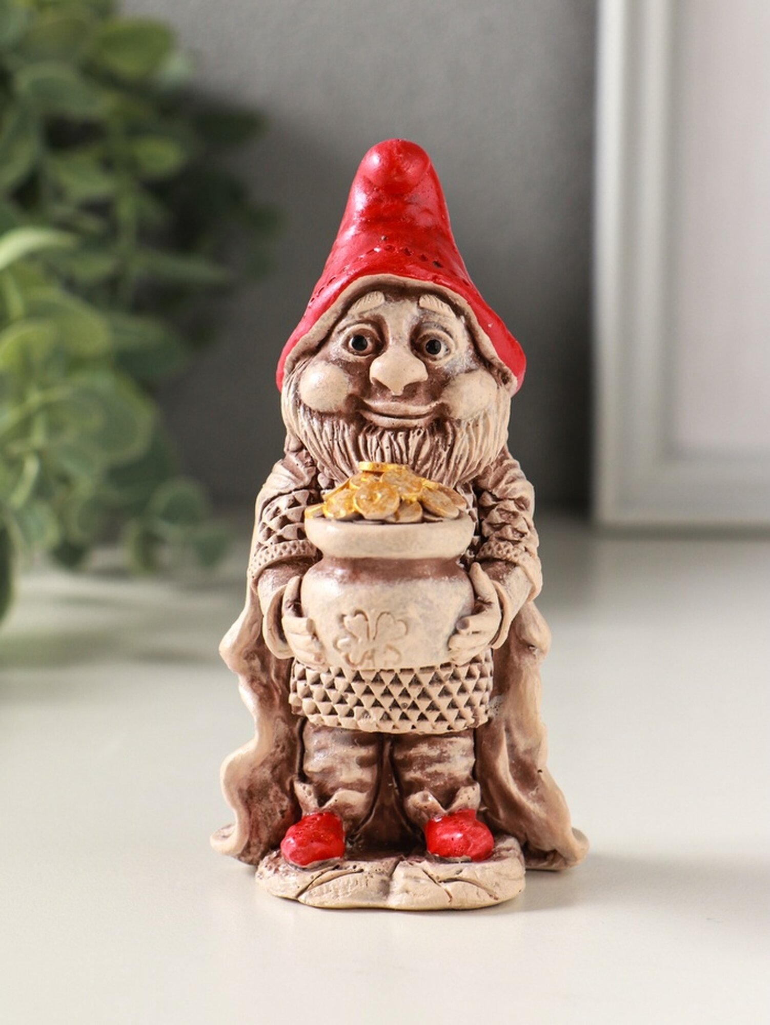 Статуэтка "Гном с мешком монет" 11х6 см, гипс, роспись, слоновая кость
