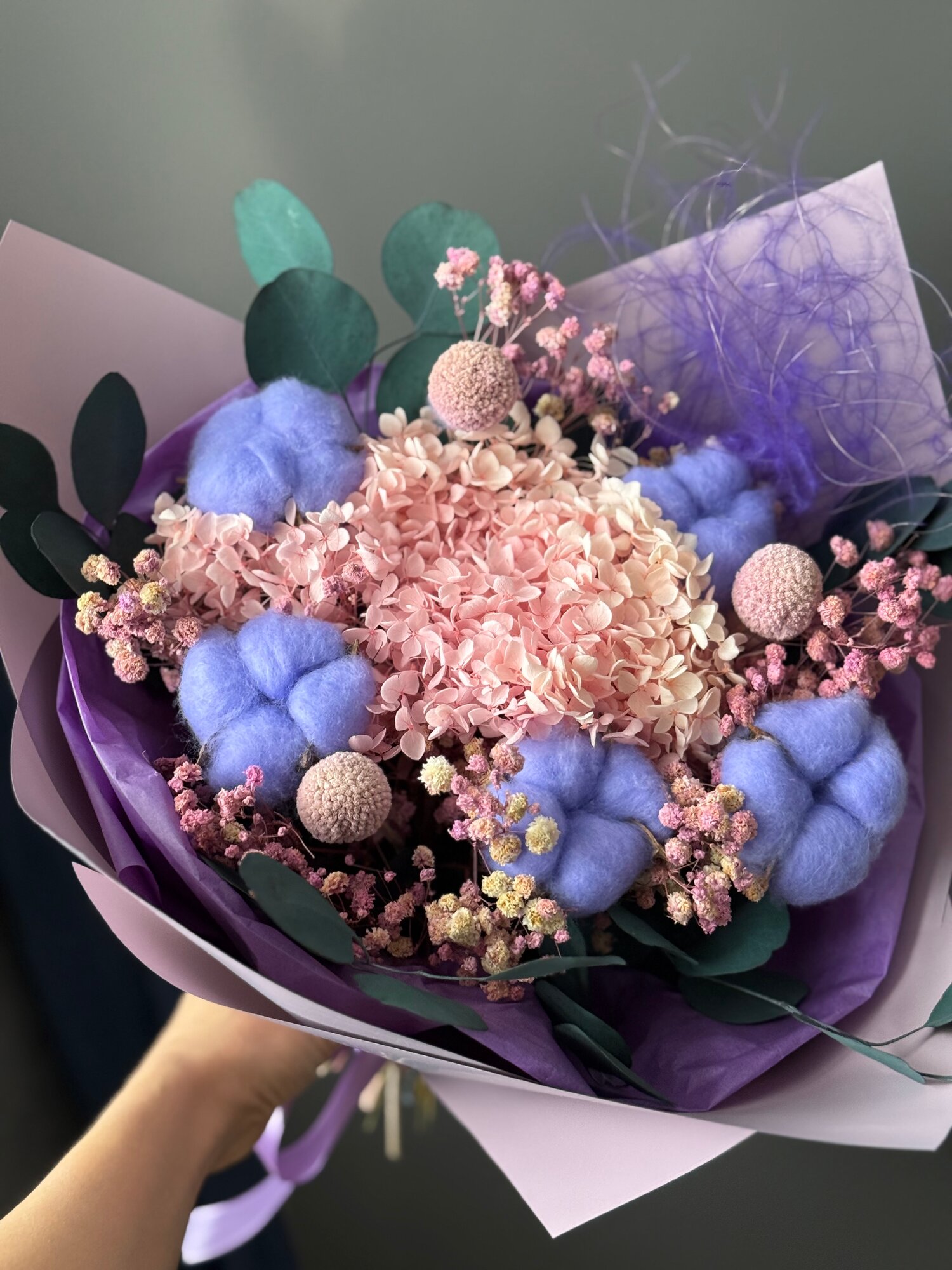 Букет с гортензией, эвкалиптом и гипсофилой