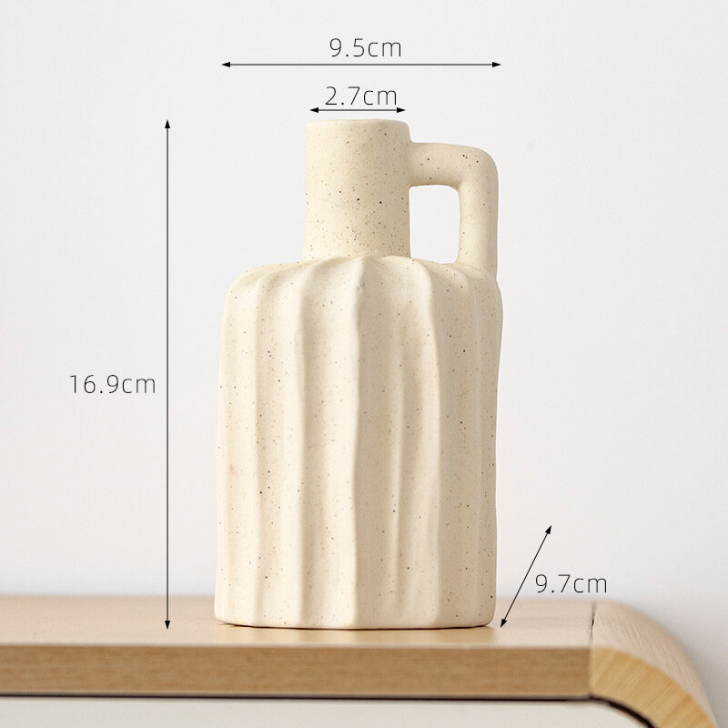 Современная керамическая ваза веерообразной формы с полосатым узором для составления цветочных композиций, излучающая легкую роскошь и изысканный стиль, идеально подходит для украшения прихожей, гостиной или тумбы под телевизор.