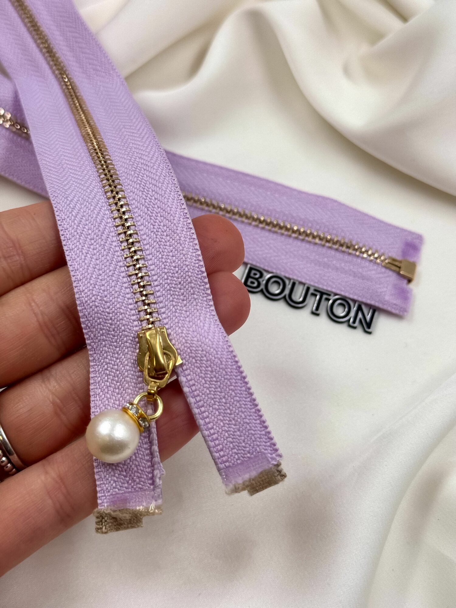 Молния разъемная лавандовая (фиолетовая) с жемчугом 50 см