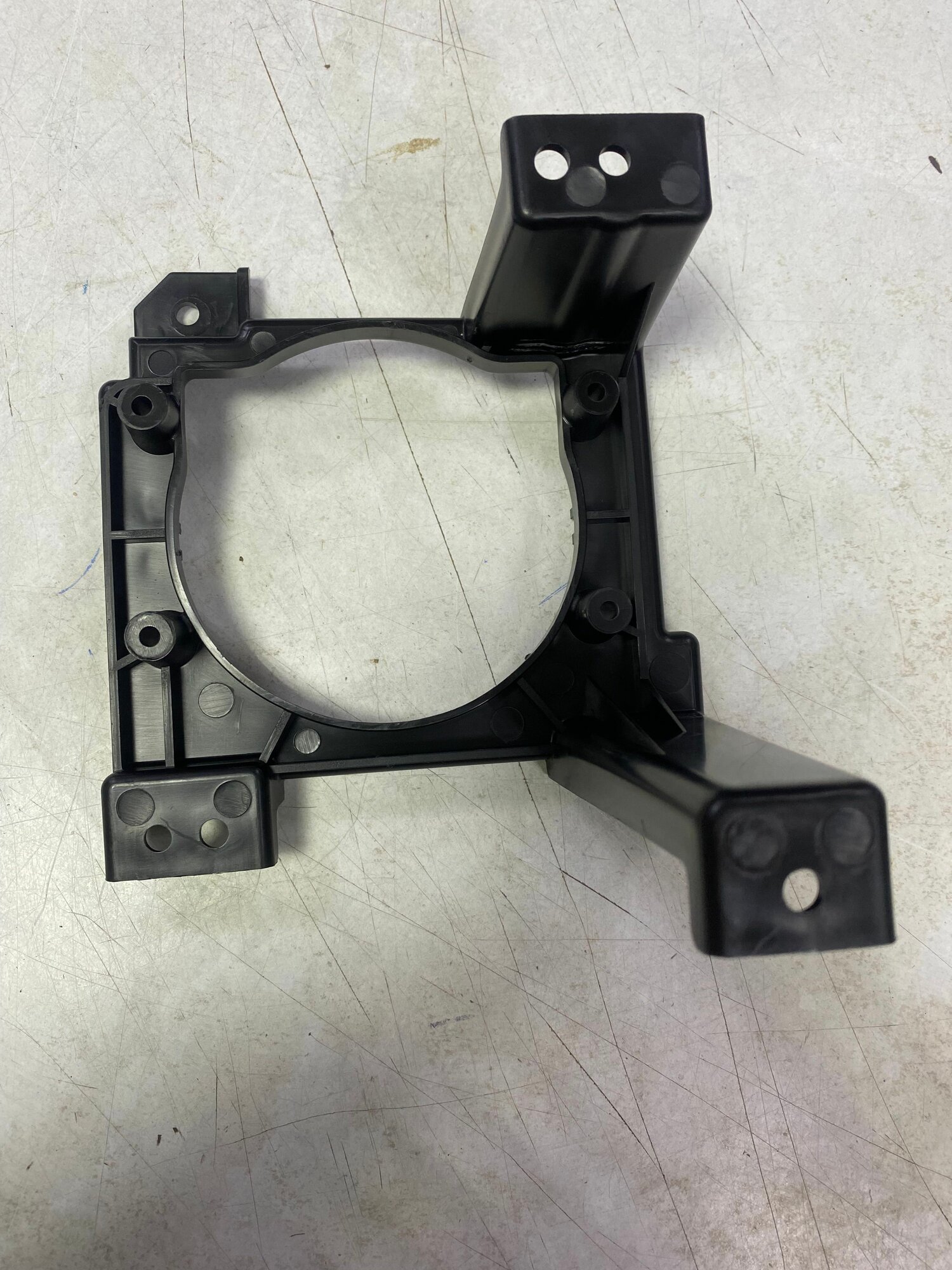 Кронштейн крепления противотуманной фары LADA левый 8450033261