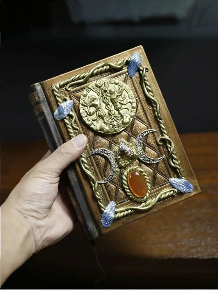 Колдовская книга из натуральной кожи ручной работы, размер 17.5x13.5x4 см, с инкрустацией агатом, горным хрусталём и висмутовой рудой, в сине-красно-коричневых тонах.