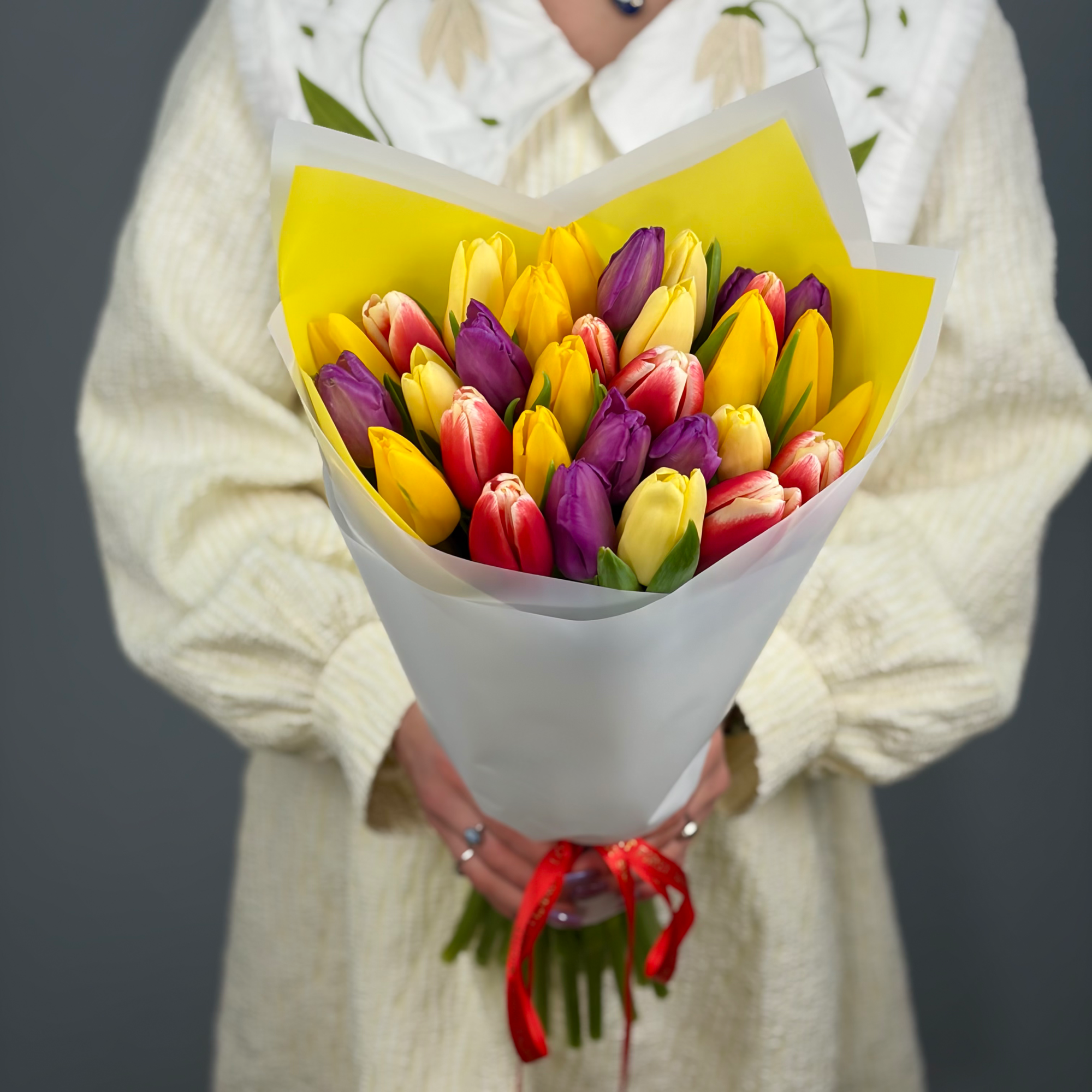 Букет из 31 тюльпанов яркий микс в стильной упаковке. «365 Поводов» - живые цветы с доставкой