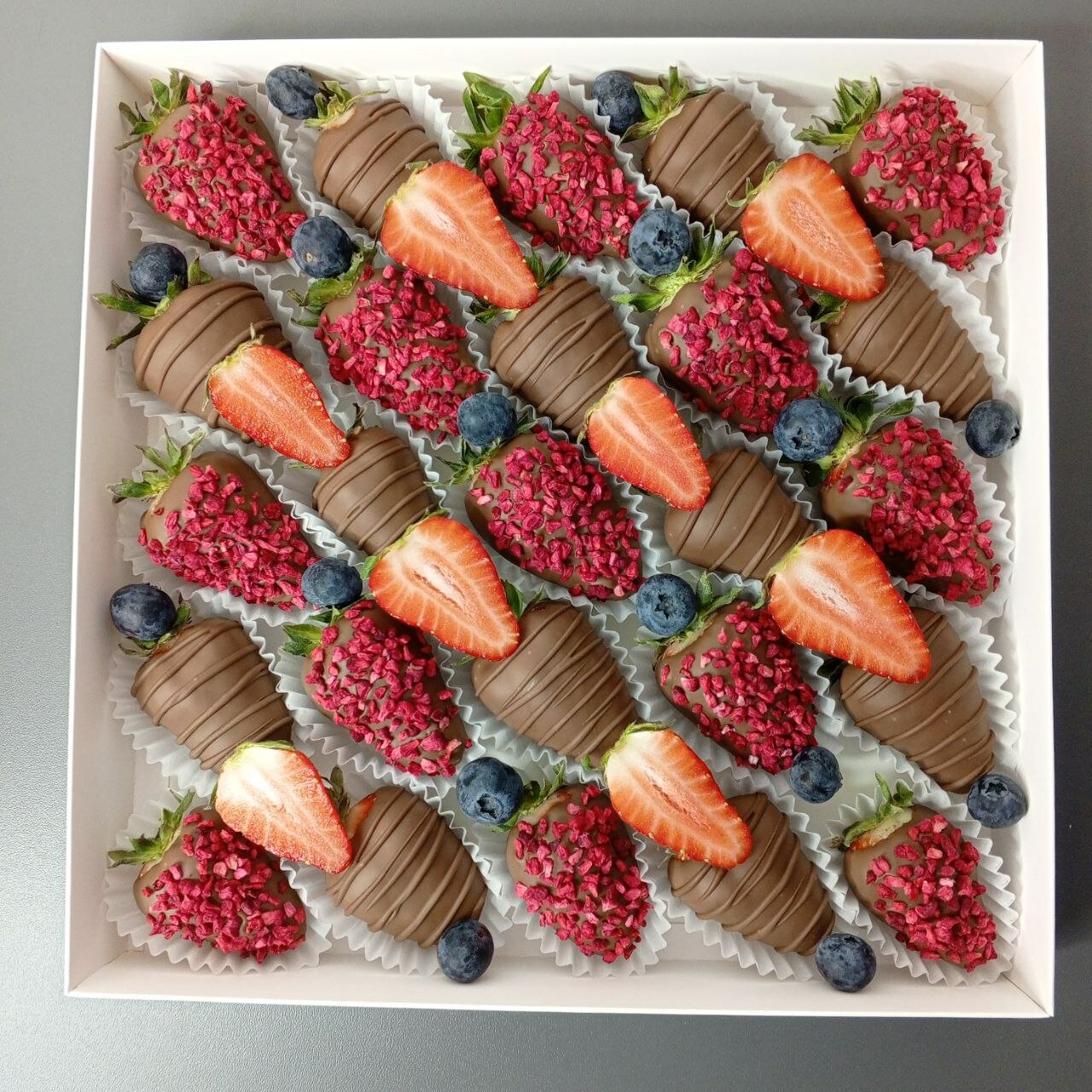 Набор конфет Flowerstorg "Клубника в шоколаде", 25-30 штук, молочный шоколад