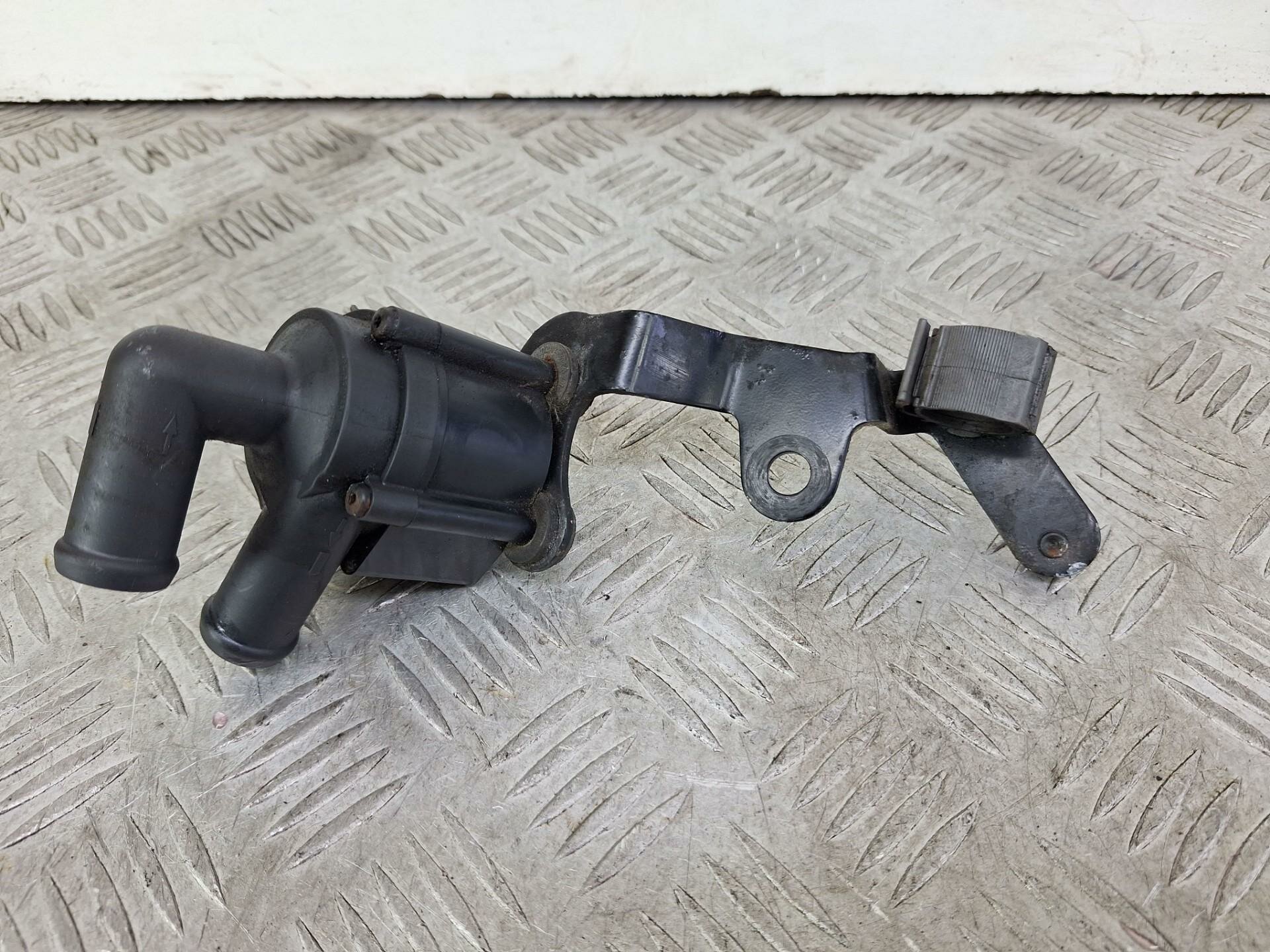 Насос антифриза дополнительный Volkswagen Transporter T5 рест. (2009 - 2015) 5N0965561D