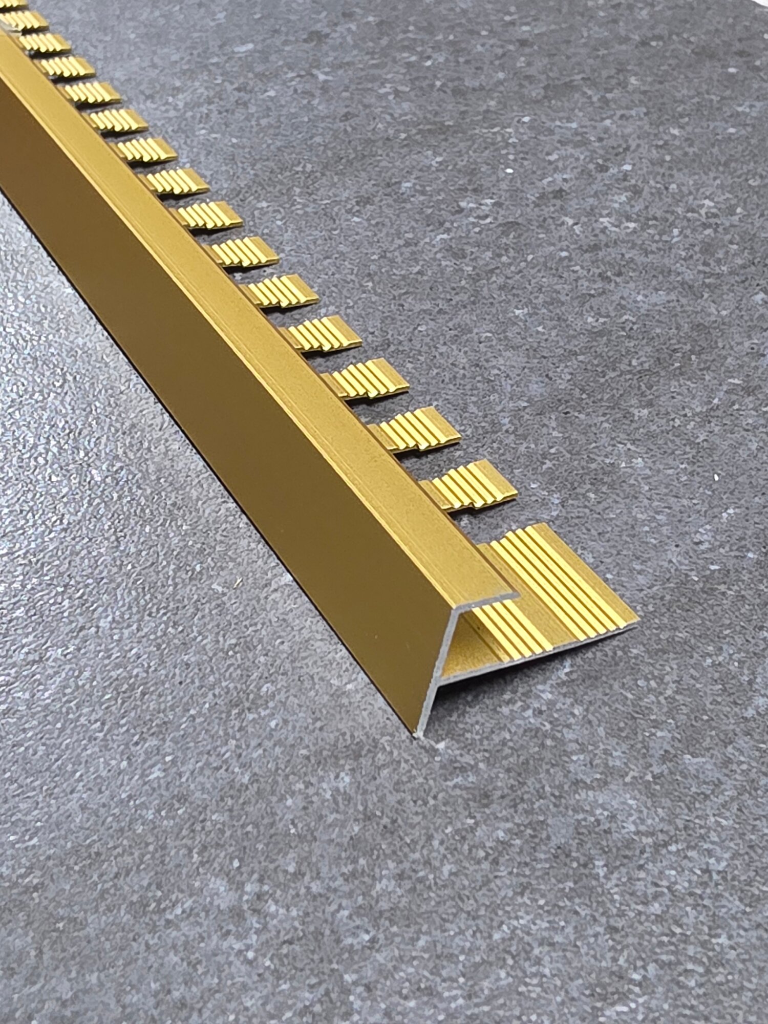 Профиль F-образный алюминиевый анодированный для плитки 8мм 2,7м Золото матовое