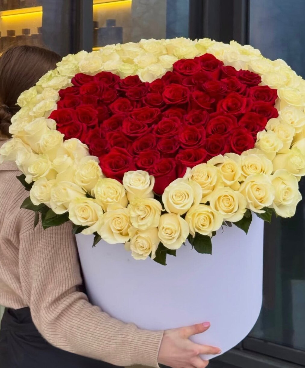Роскошный букет из 115 красных и белых роз в форме сердца в коробке