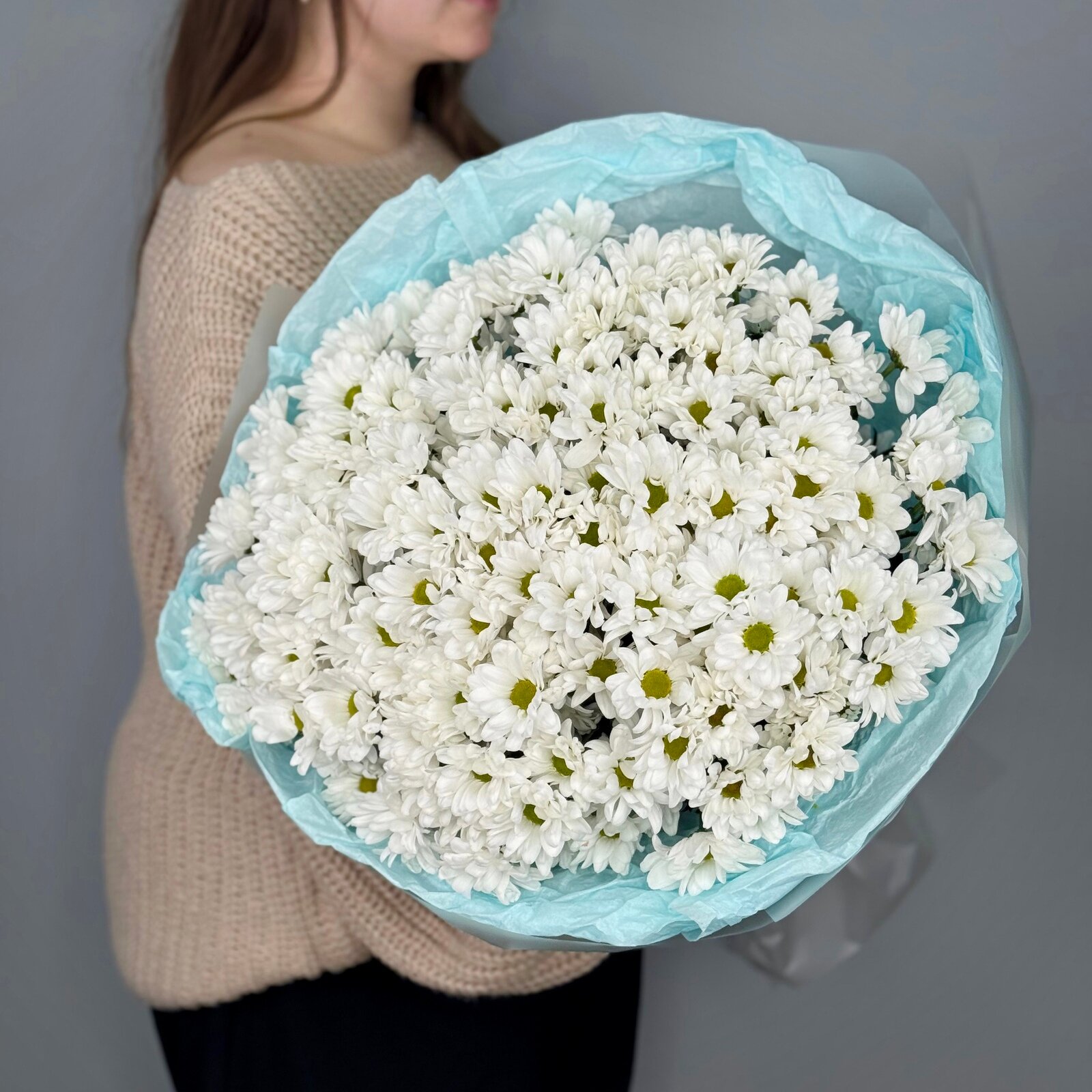 Букет из 25 белых кустовых ромашковых хризантем в стильной упаковке. «365 Поводов» - живые цветы с доставкой
