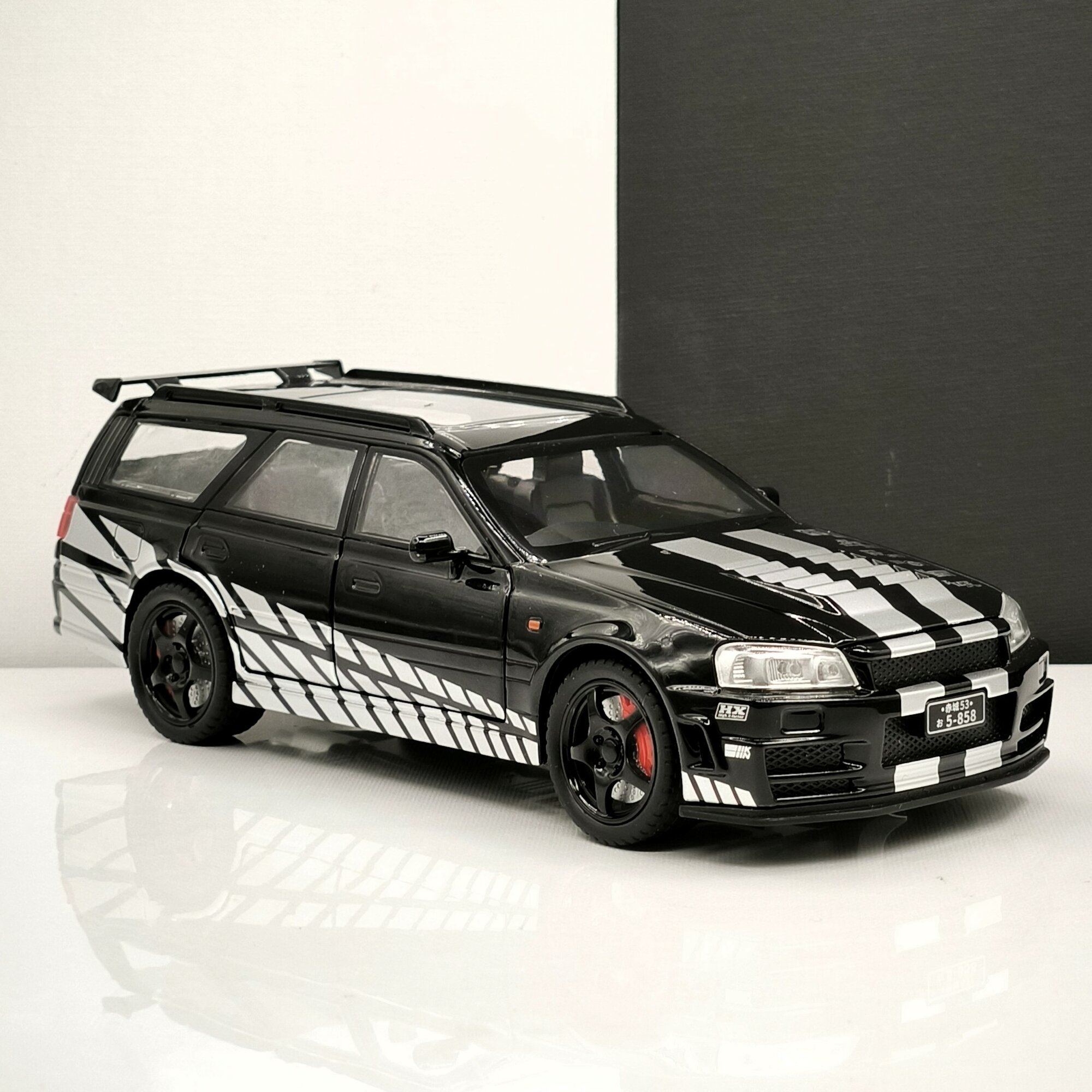 Машинка металлическая Nissan Stagea/Skyline GTR-R34 (универсал) с световым и звуковым сопровождением. Масштаб 1:24