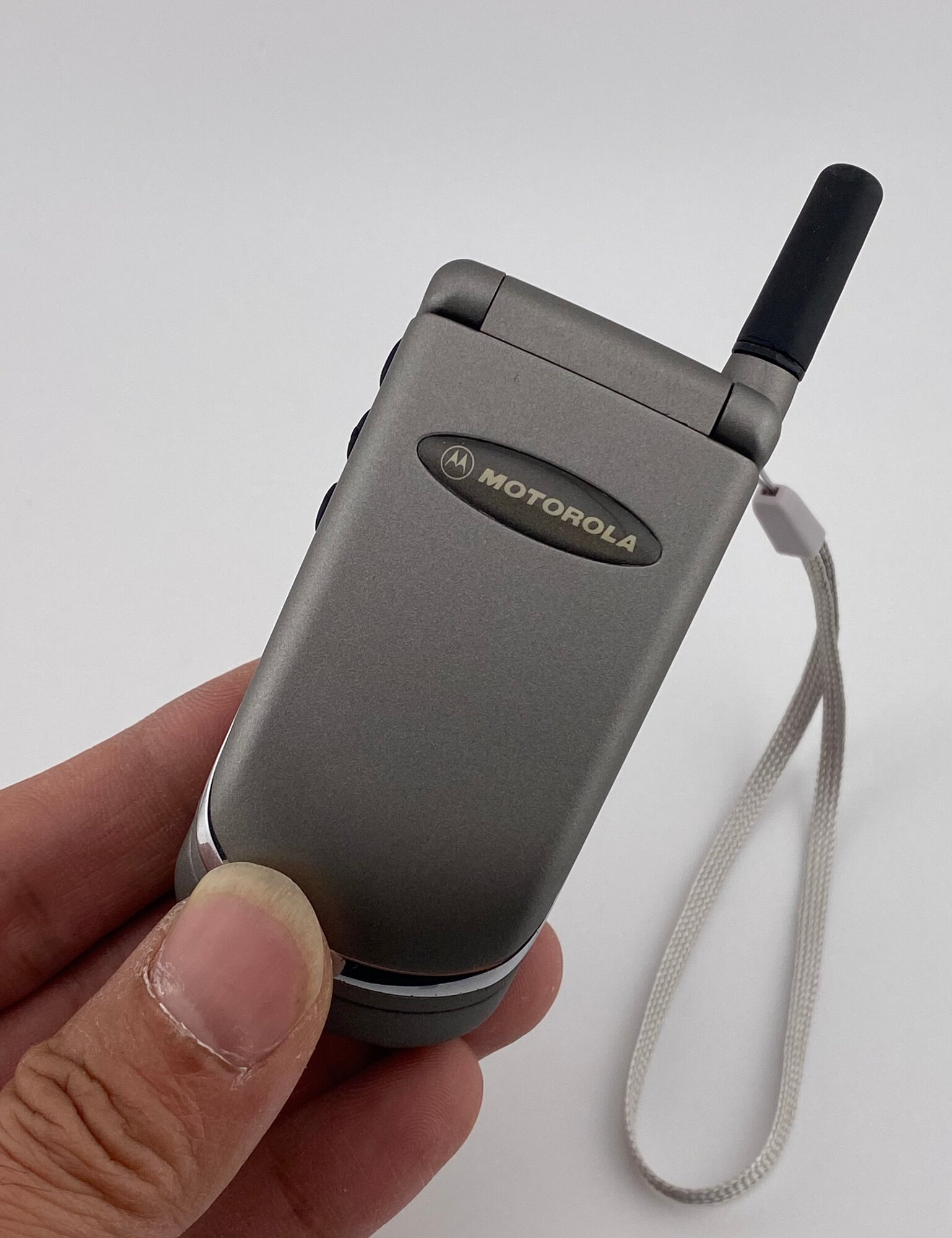 Классический ностальгический мобильный телефон Motorola v998+