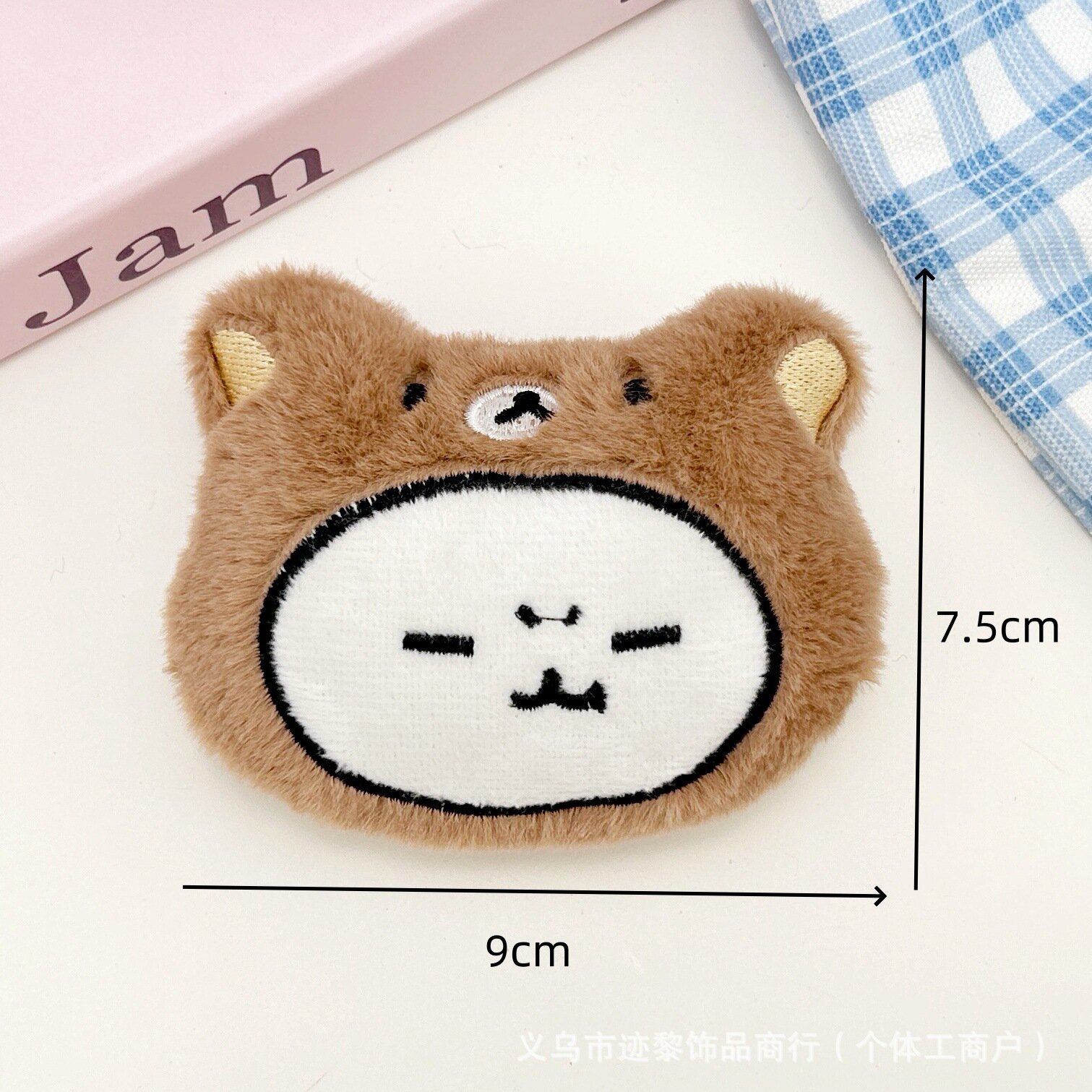 Новая серия головных уборов с самокритическим медведем, скрипучий кулон с квир-медведем, плюшевая кукла, брошь