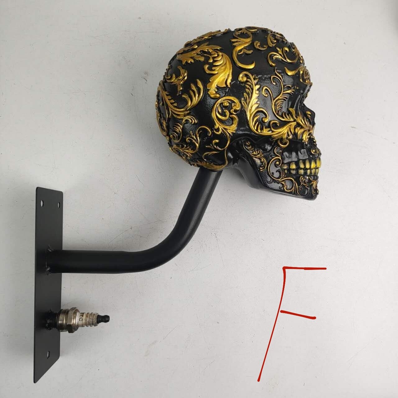 Подставка для мотоциклетных шлемов в стиле панк с металлическим каркасом и дизайном в виде черепа из смолы, идеально подходит для патио и сада.