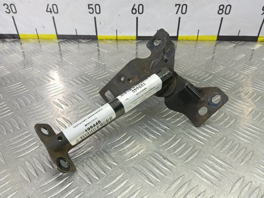 Кронштейн замка капота Б/У для MAZDA 3 BK рестайлинг (2006—2009) BP4K5215YA