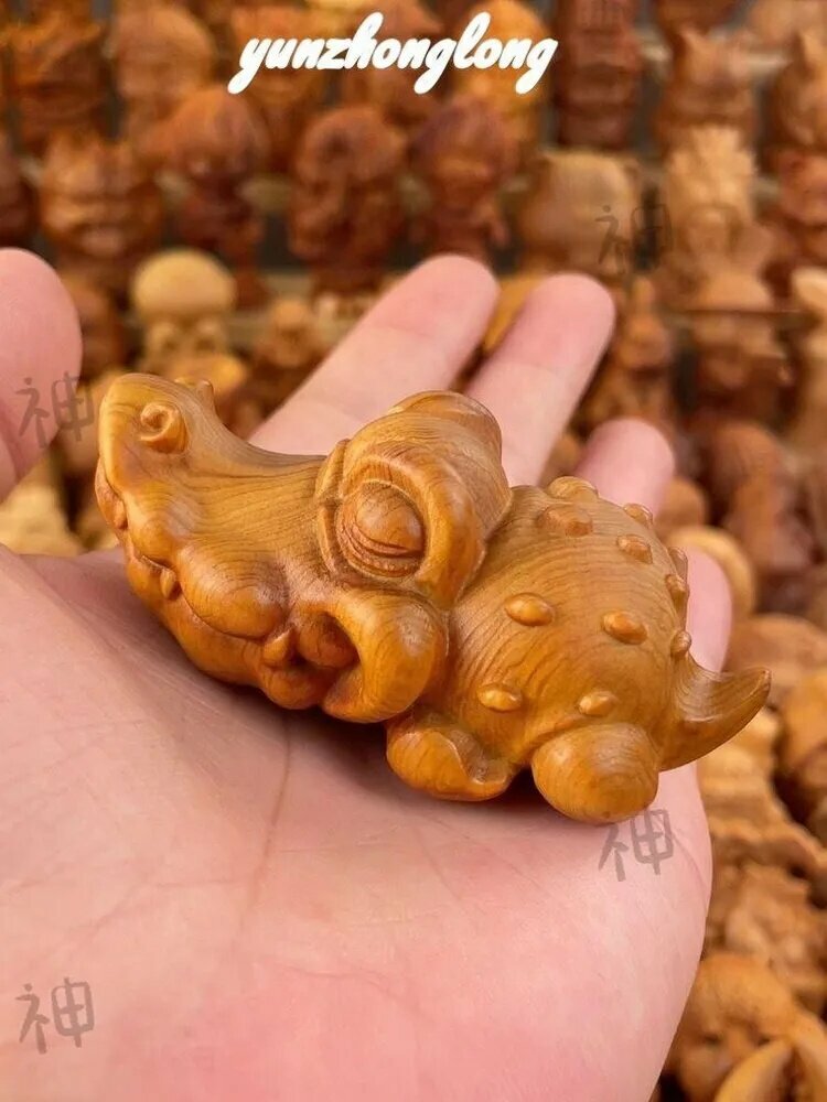 Yunzhonglu Резная скульптура из дерева тайнского кедра в виде крокодила.