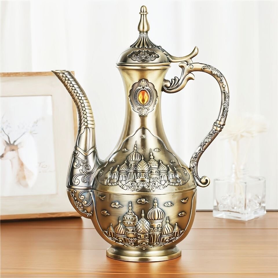 Медный звон старого замка: следы времени на ручной чеканной медной чайнике