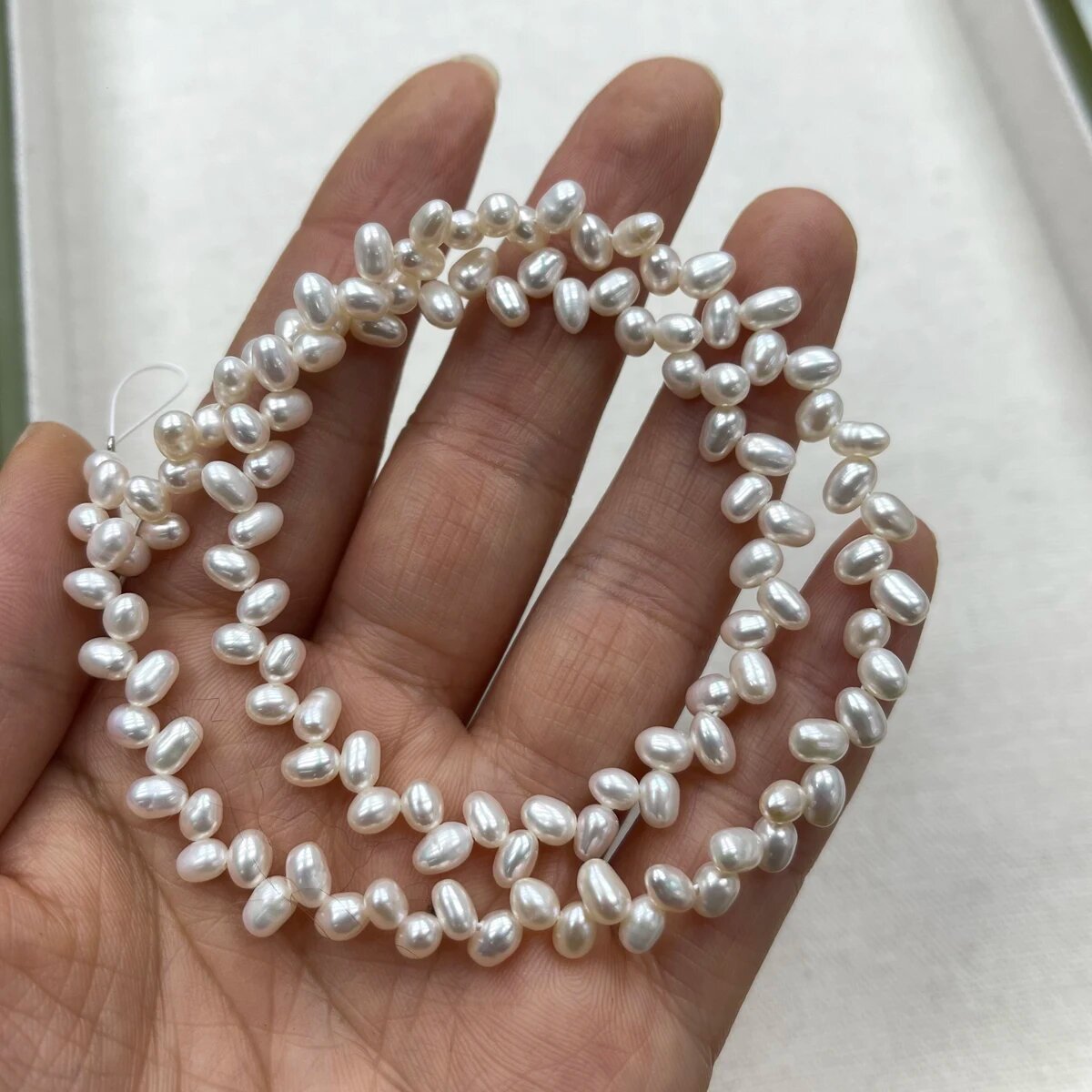 Натуральные пресноводные жемчужины 4-5 мм, форма пшеницы White