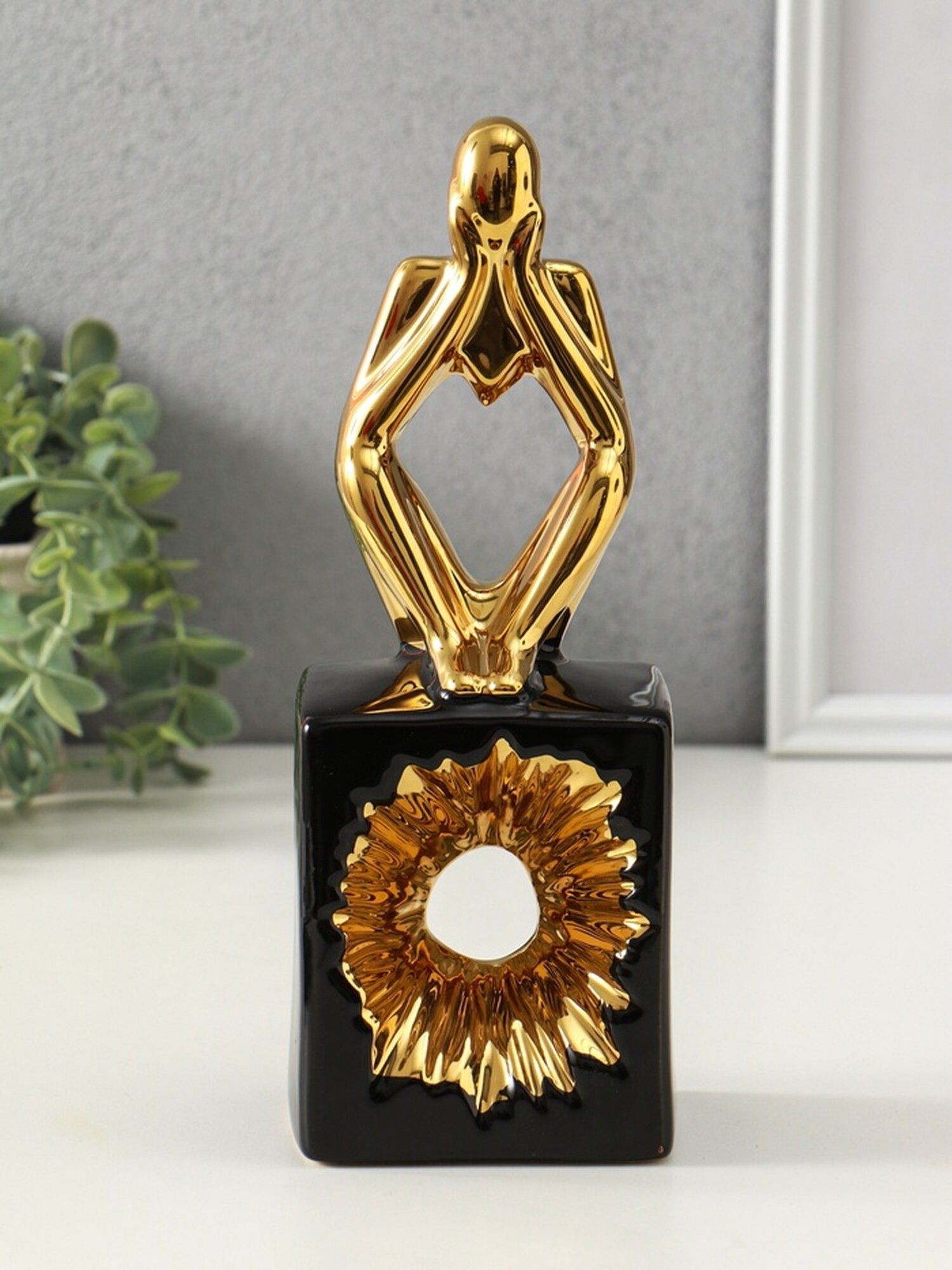 Сувенир керамика «Ожидание. Человек», чёрный с золотом, 7×9.5×26 см