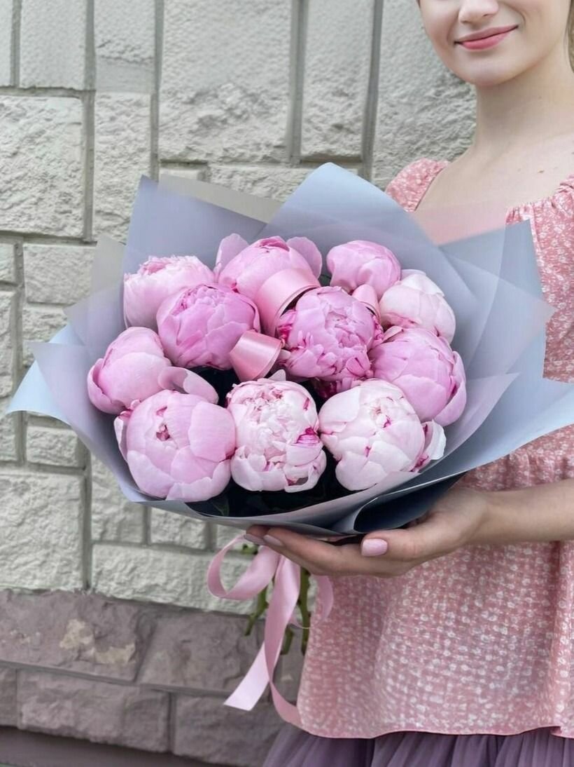 Букет из 11 розовых ароматных пионов