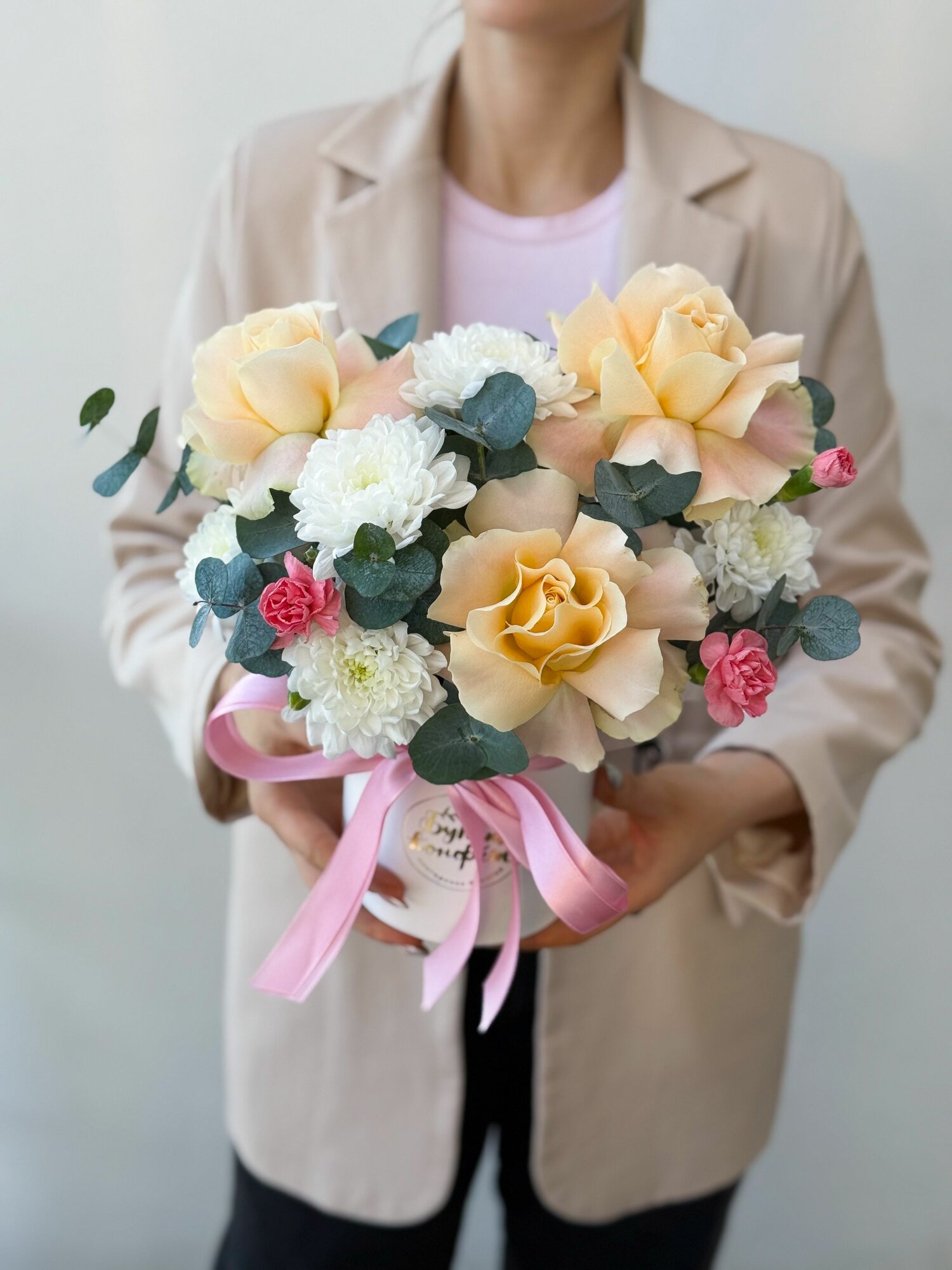 Цветы живые букет в коробке французская роза и кустовой диантус